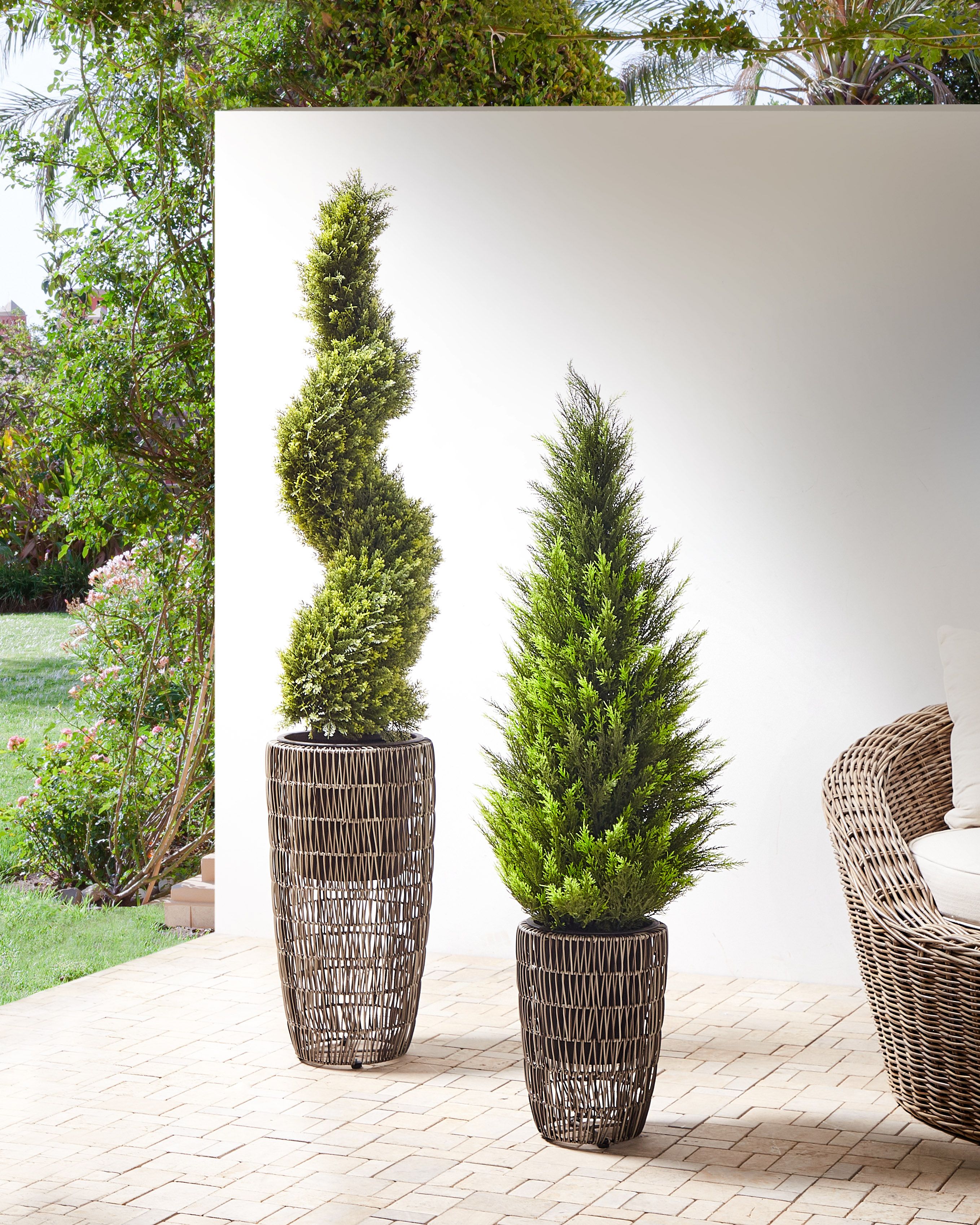 Set of 2 PE Rattan Plant Pots Brown CHELONE | Beliani.co.uk