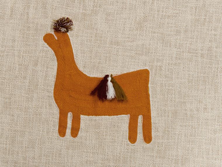 Decke Baumwolle beige / orange Lama-Motiv 130 x 180 cm KHANDWA | Beliani.de