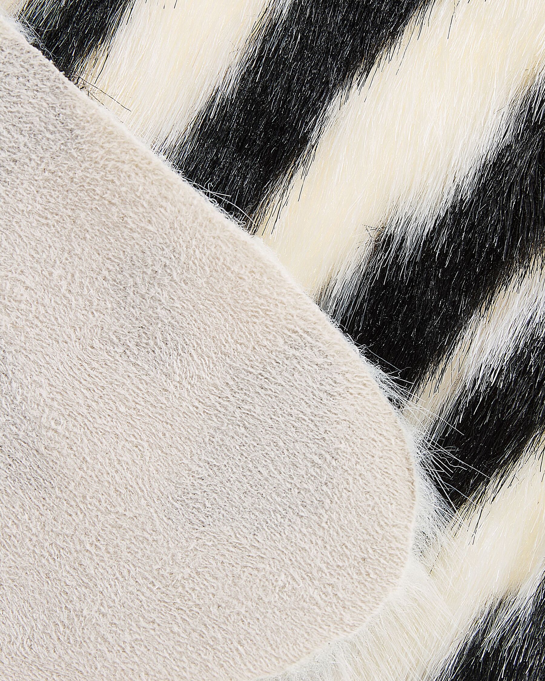 Dywan zebra czarny NAMBUNG | Beliani.pl