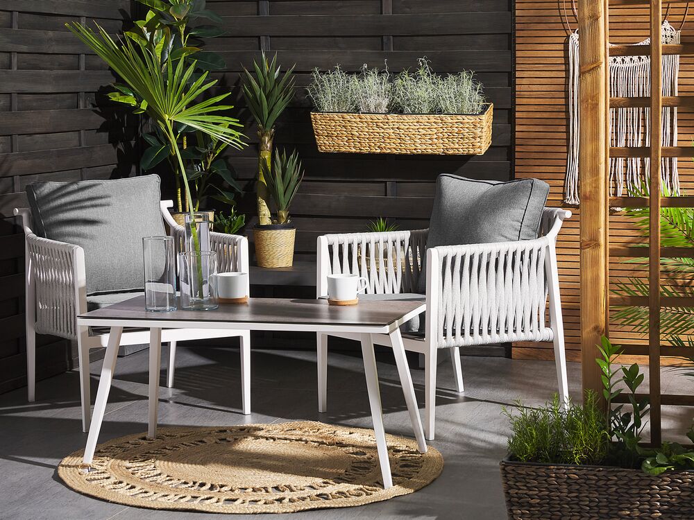Conjunto De Jardim Branco De 2 Cadeiras Com Almofadas E Mesa Latina