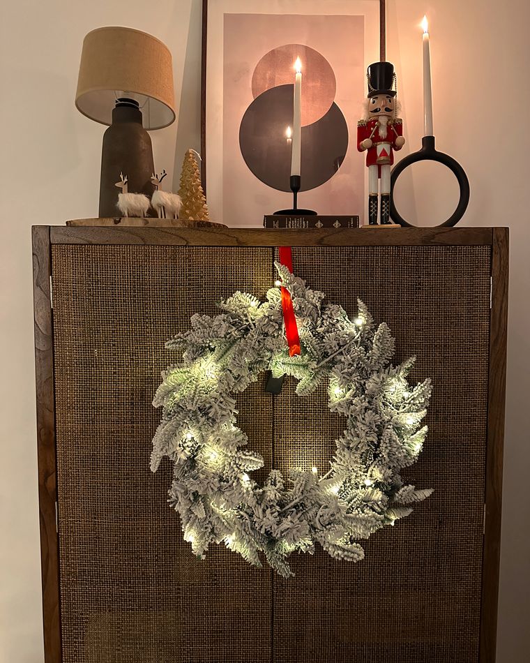 Weihnachtskranz weiß mit LED-Beleuchtung Schnee bedeckt ⌀ 70 cm SUNDO | Beliani.at