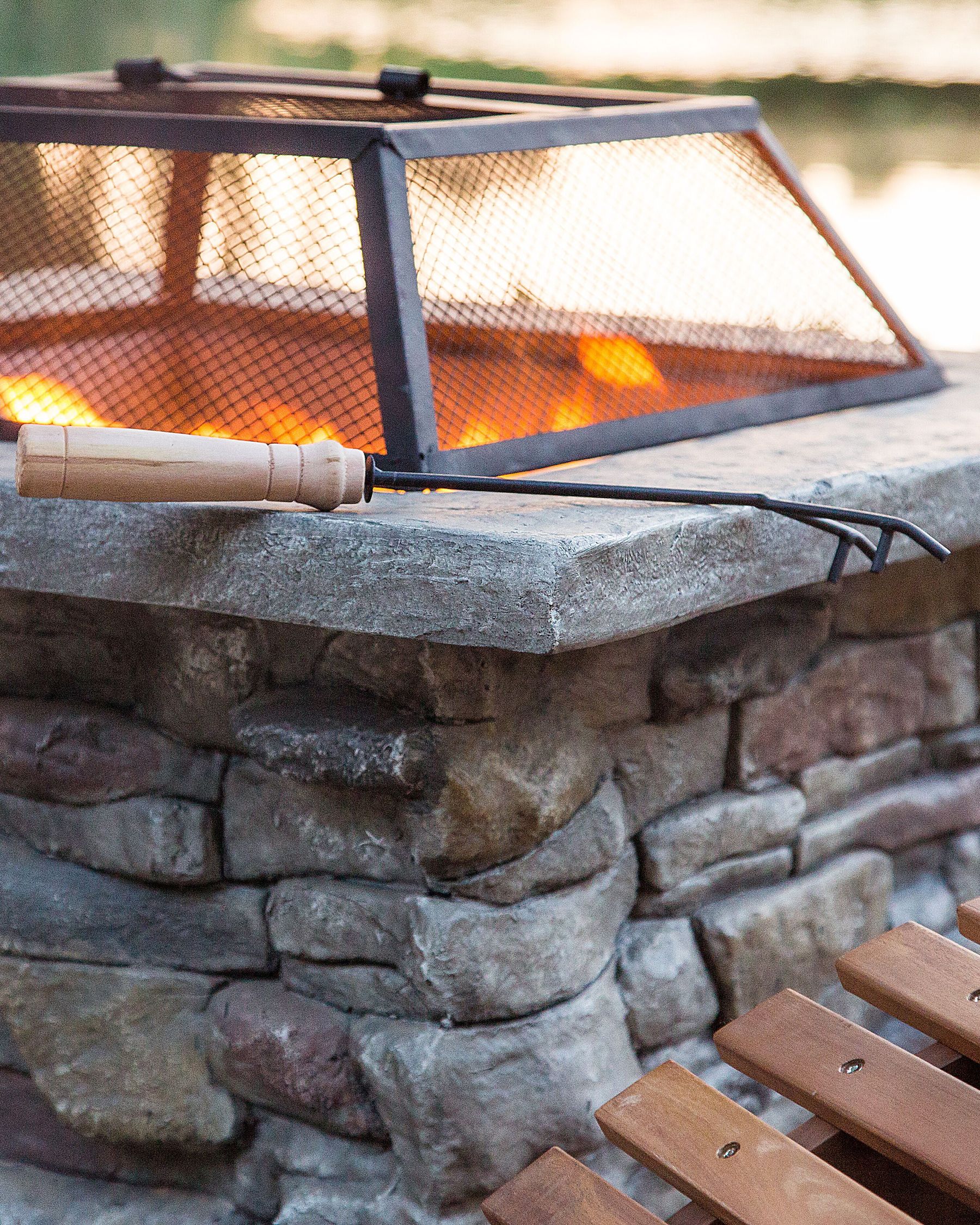 Eldstad utomhus sten mörk KELUD | Beliani.se