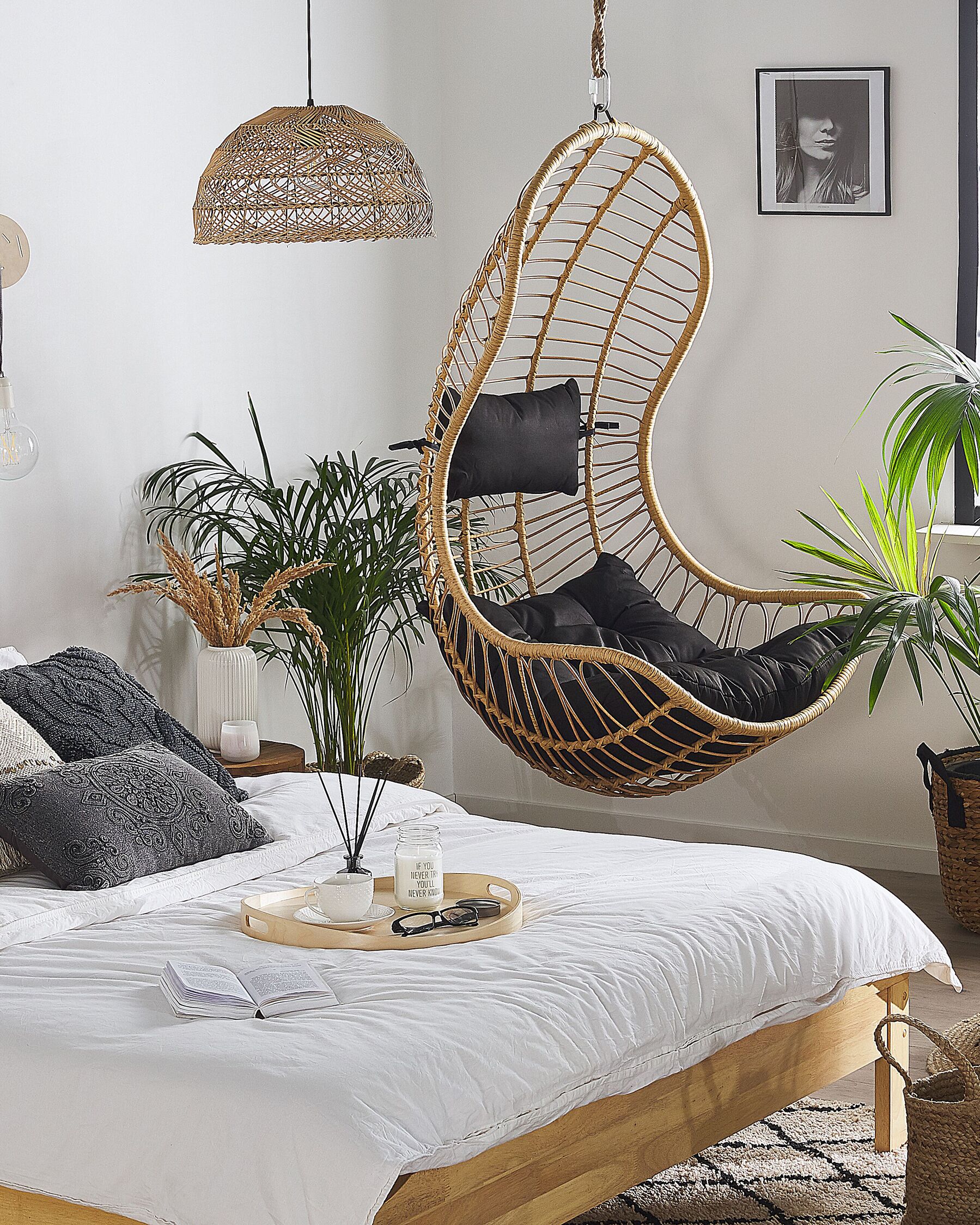 Cadeira suspensa em rattan cor natural com suporte PINETO | Beliani.pt