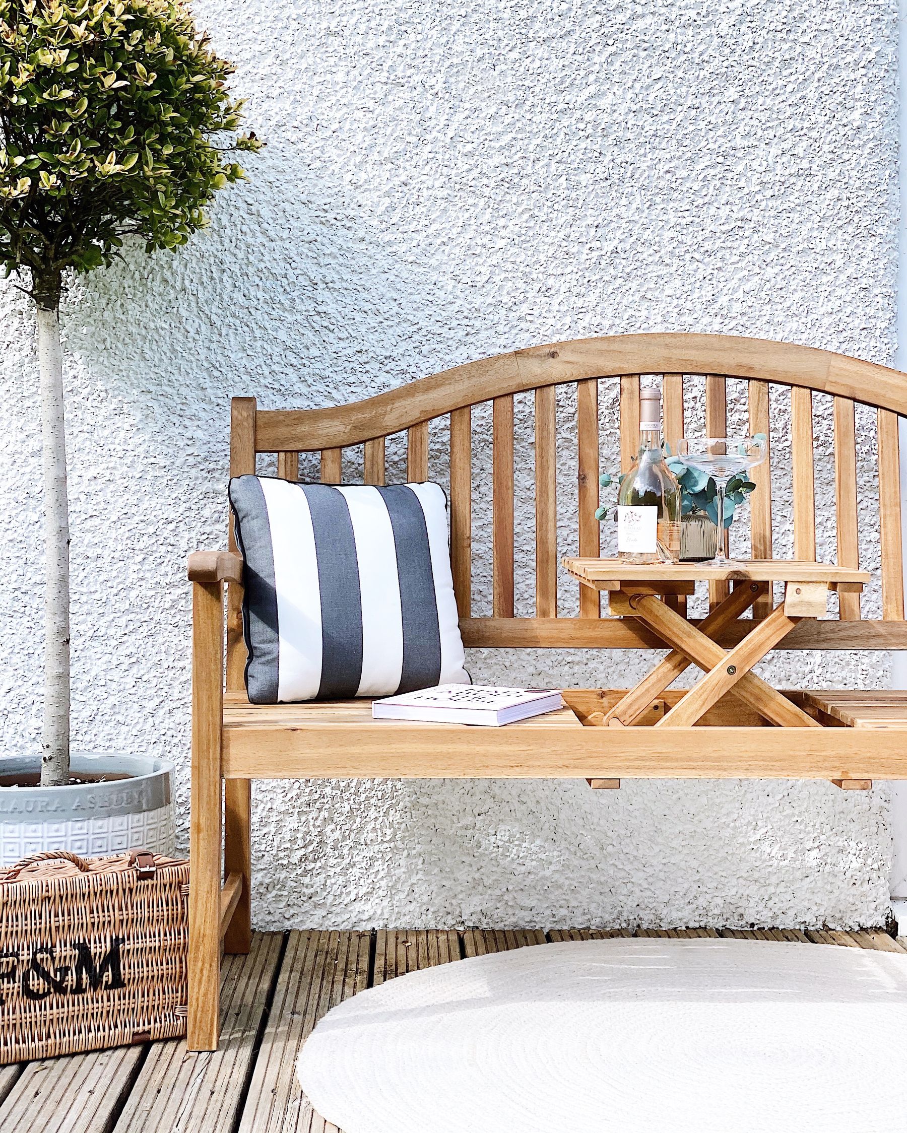 Acacia Wood Garden Bench 150 cm HILO | Beliani.co.uk