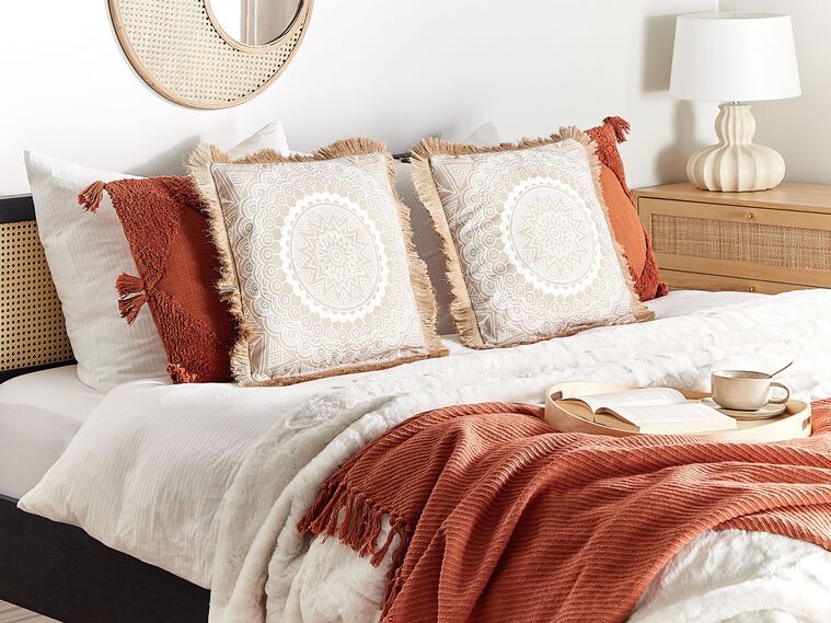 Sæt med 2 frynsede pyntepuder 45 x 45 cm beige og hvid GERANIUM ...