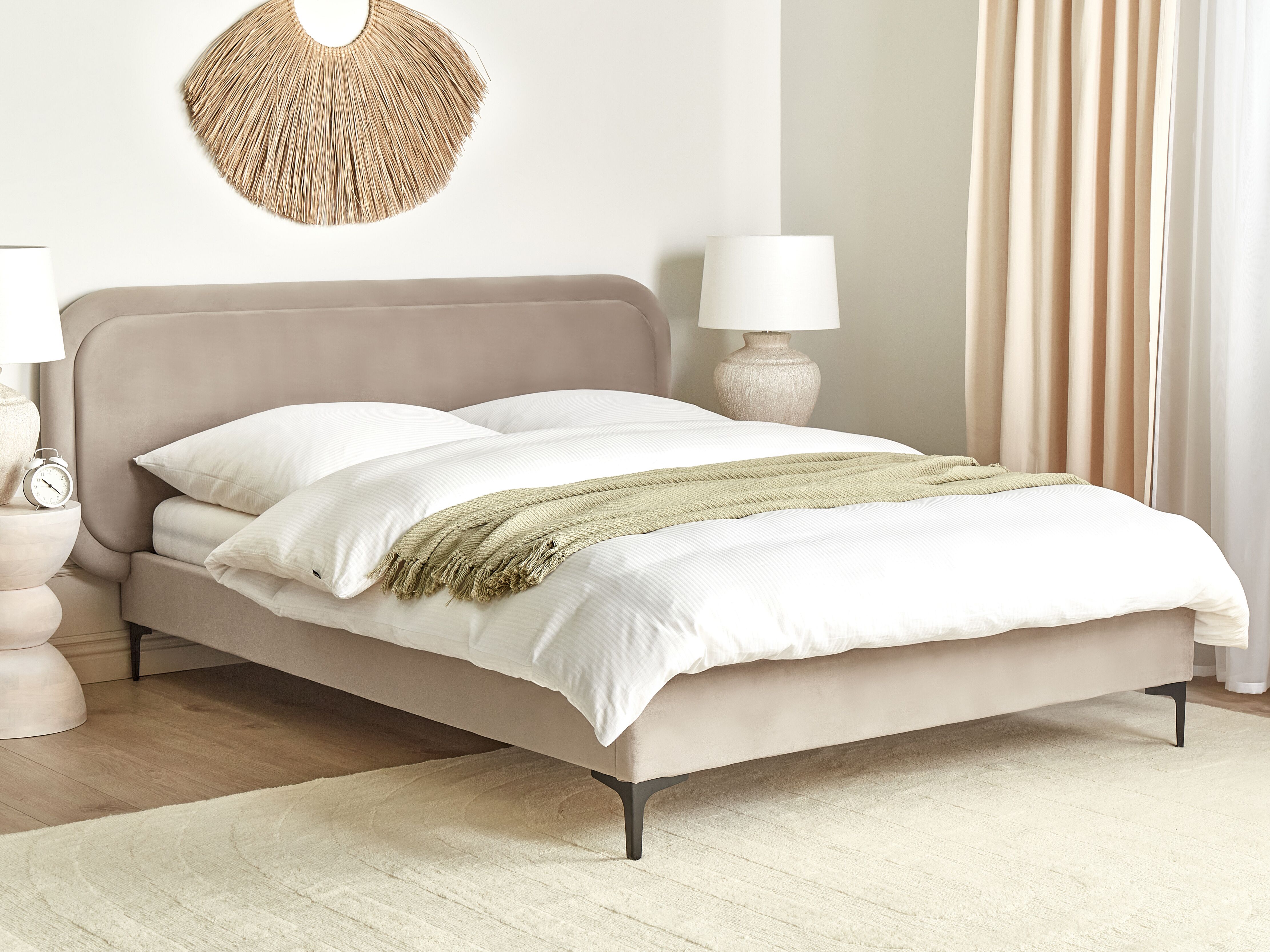 Seng 140x200 cm velour beige SUZETTE | Beliani.dk