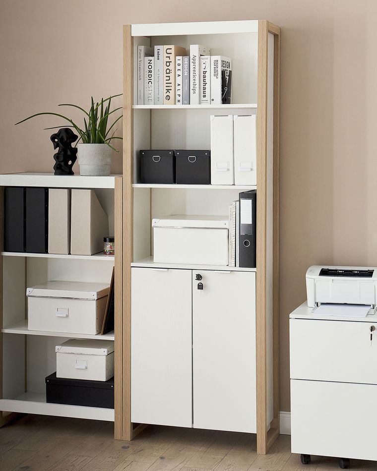 Reol med låger lyst træ/hvid 184 cm JOHNSON | Beliani.dk