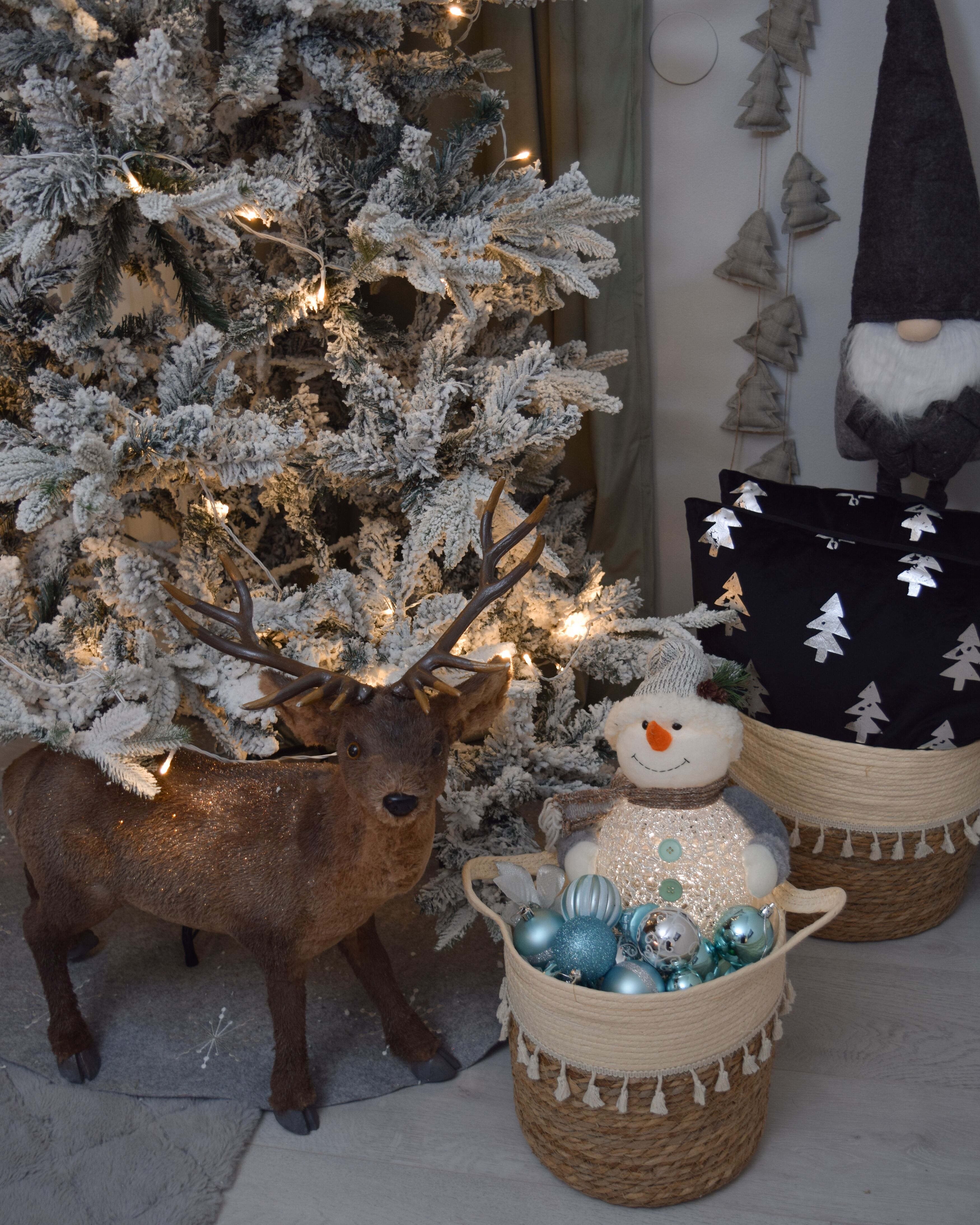 Decorative Figurine Reindeer Brown NIESI | Beliani.co.uk