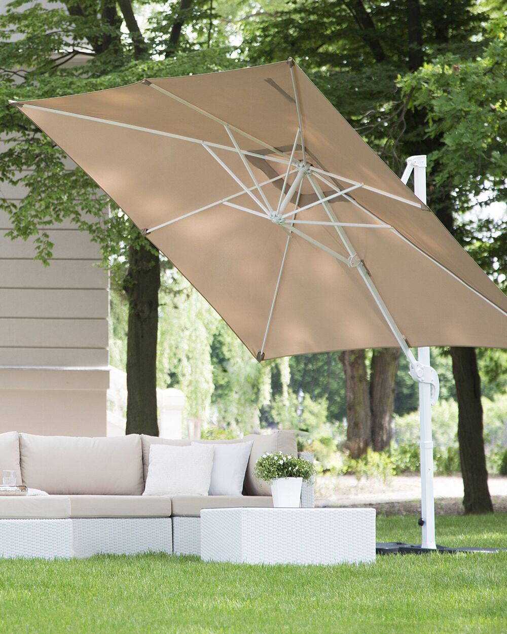 Cantilever Parasol 2.5 x 2.5 m Sand Beige MONZA | Beliani.co.uk