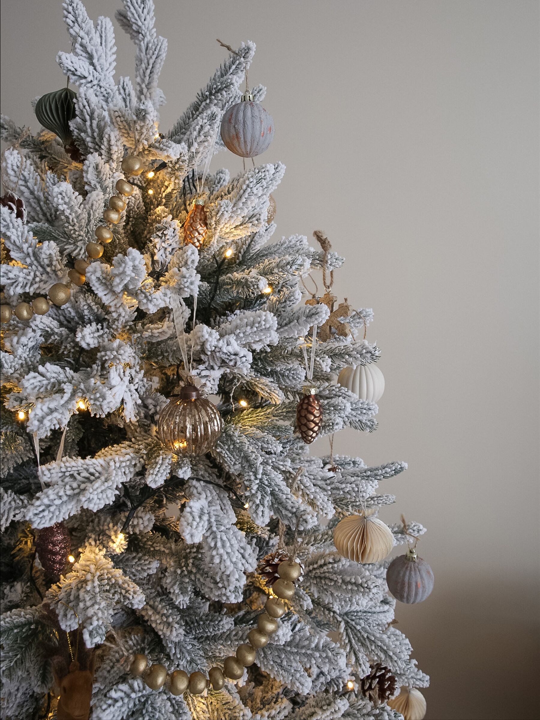 Sapin de Noël artificiel recouvert de neige 180 cm FORAKER | Beliani.fr