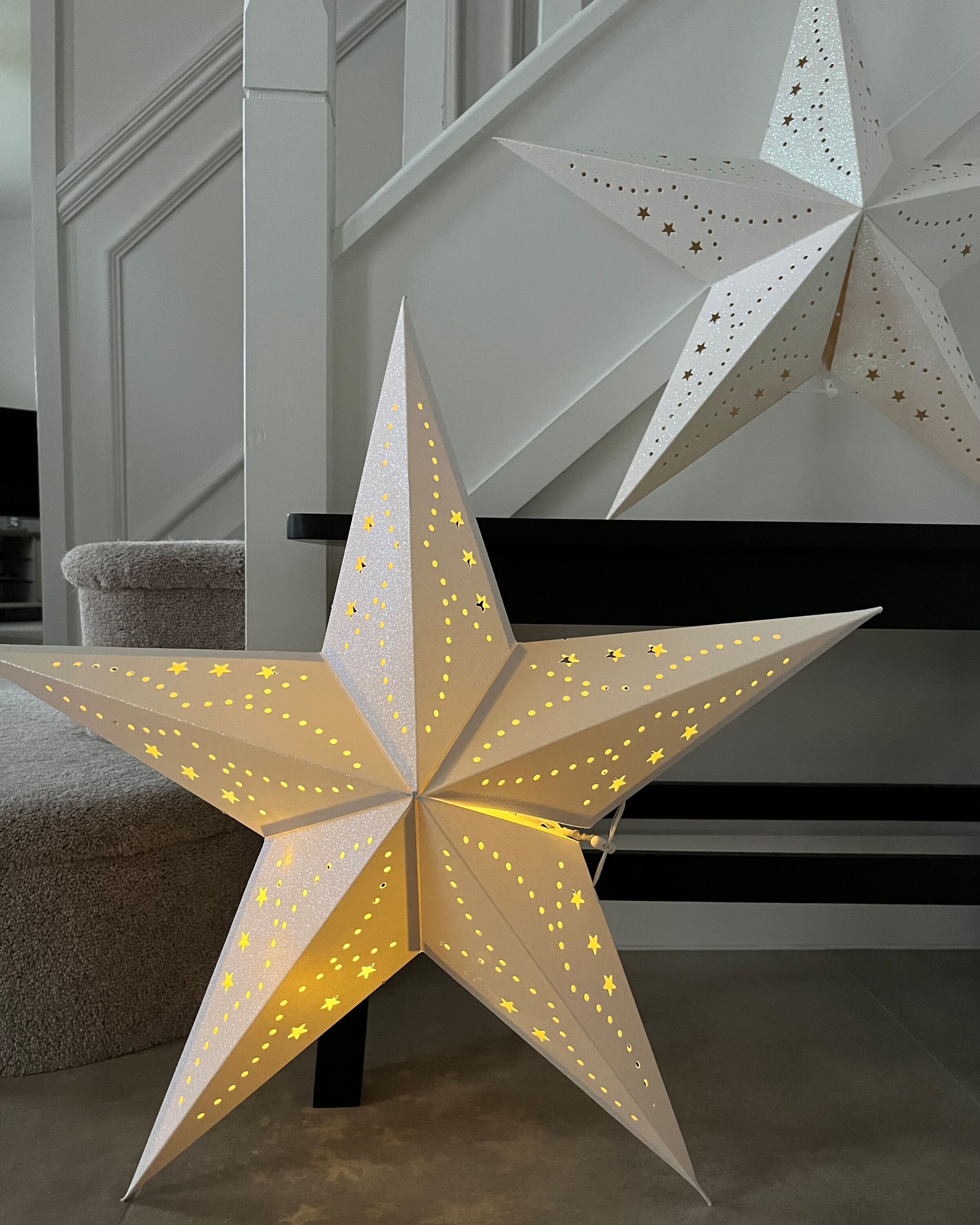 Set of 2 LED Hanging Glitter Stars 45 cm White MOTTI | Beliani.co.uk