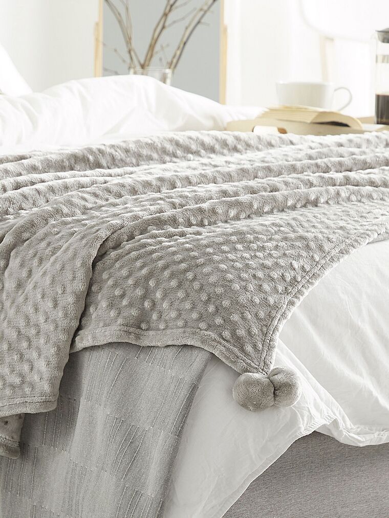 Plaid gris clair 200 x 220 cm SAMUR | Beliani.fr