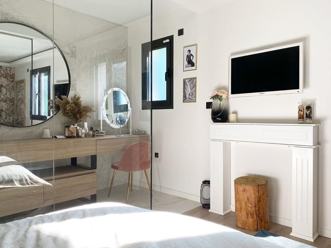 Metal LED Standing Vanity Mirror 50 x 60 cm White ROSTRENEN | Beliani.co.uk