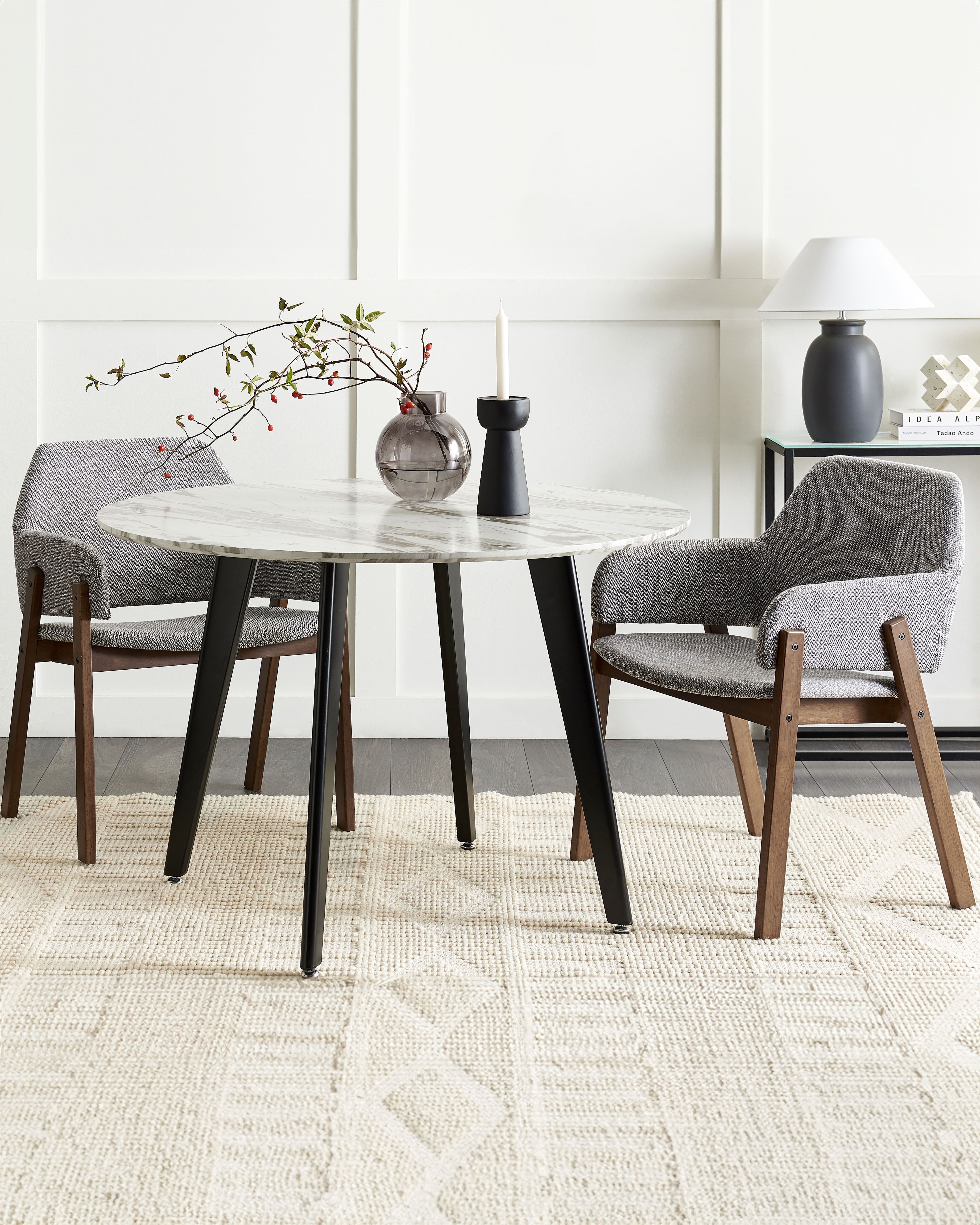 Set med 2 matstolar i tyg mörkt trä och grå ALBION | Beliani.se