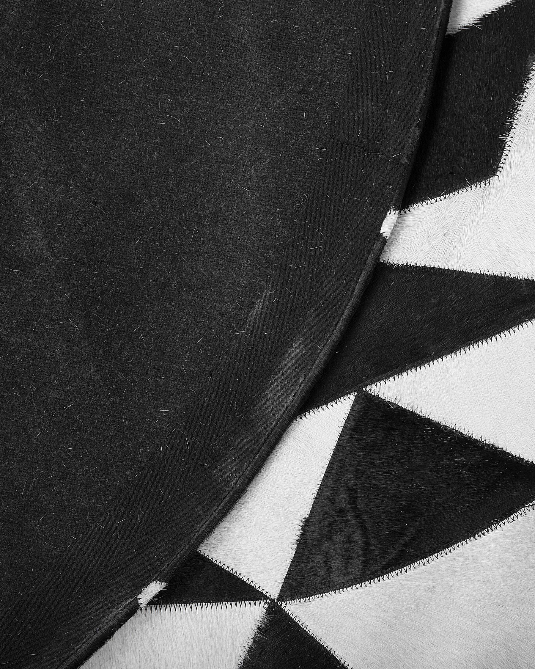 Round Cowhide Rug ⌀ 140 cm Black and White TURGUTLU | Beliani.co.uk