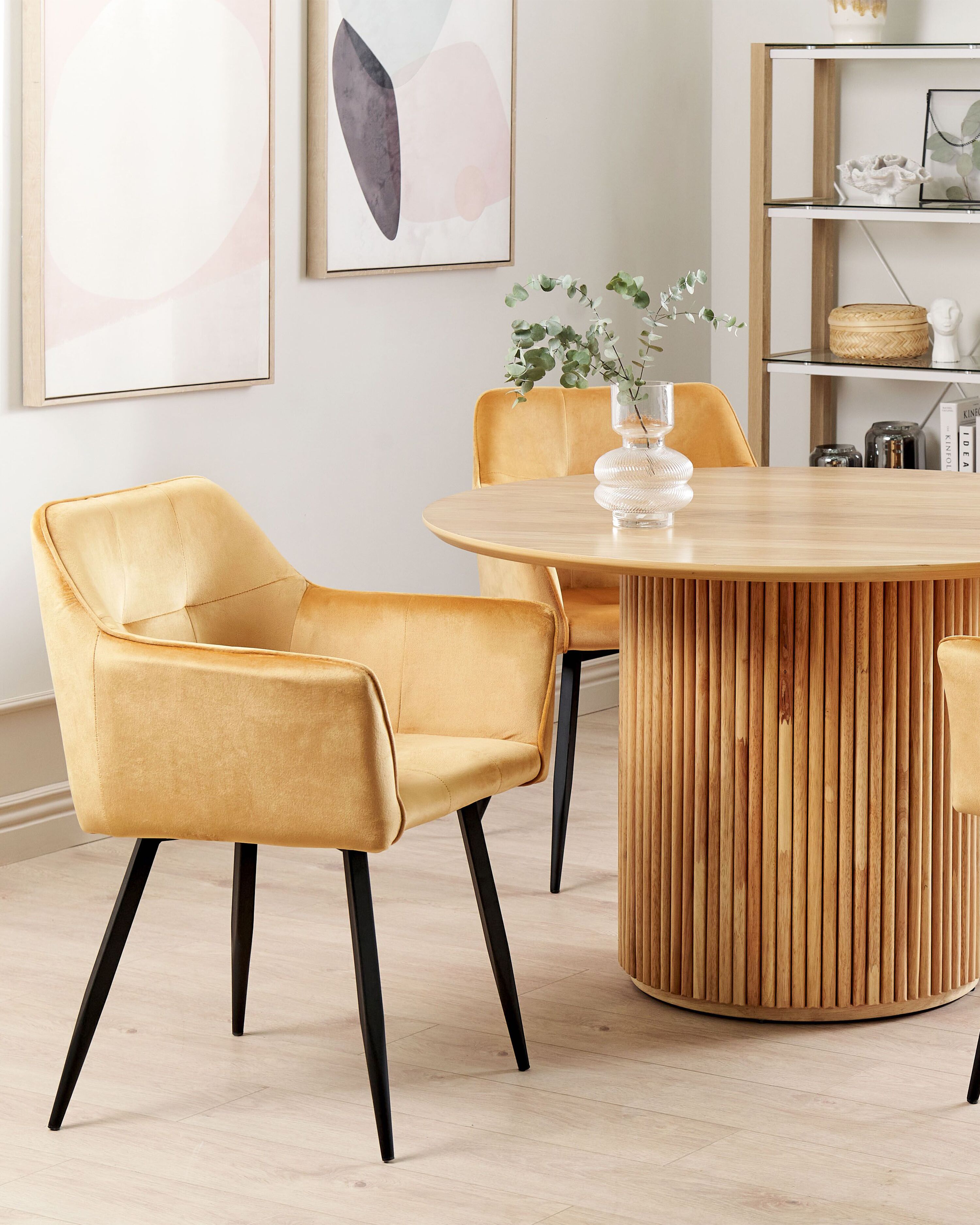 Set med 2 matstolar i sammet gul JASMIN | Beliani.se