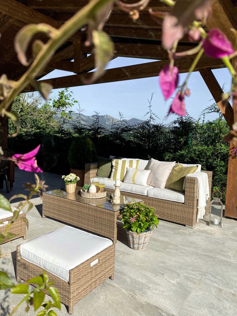 Salon de jardin 5 places en rotin coussins blancs BELLUNO | Beliani.fr