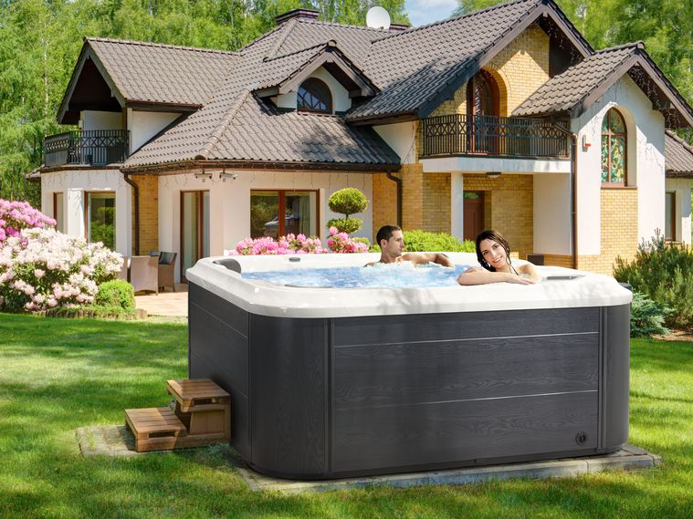 Square Hot Tub with LED White LASTARRIA | Beliani.co.uk