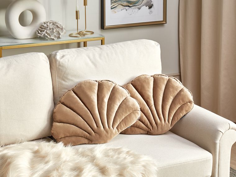 Set of 2 Velvet Seashell Cushions 47 x 35 cm Beige CONSOLIDA | Beliani.de
