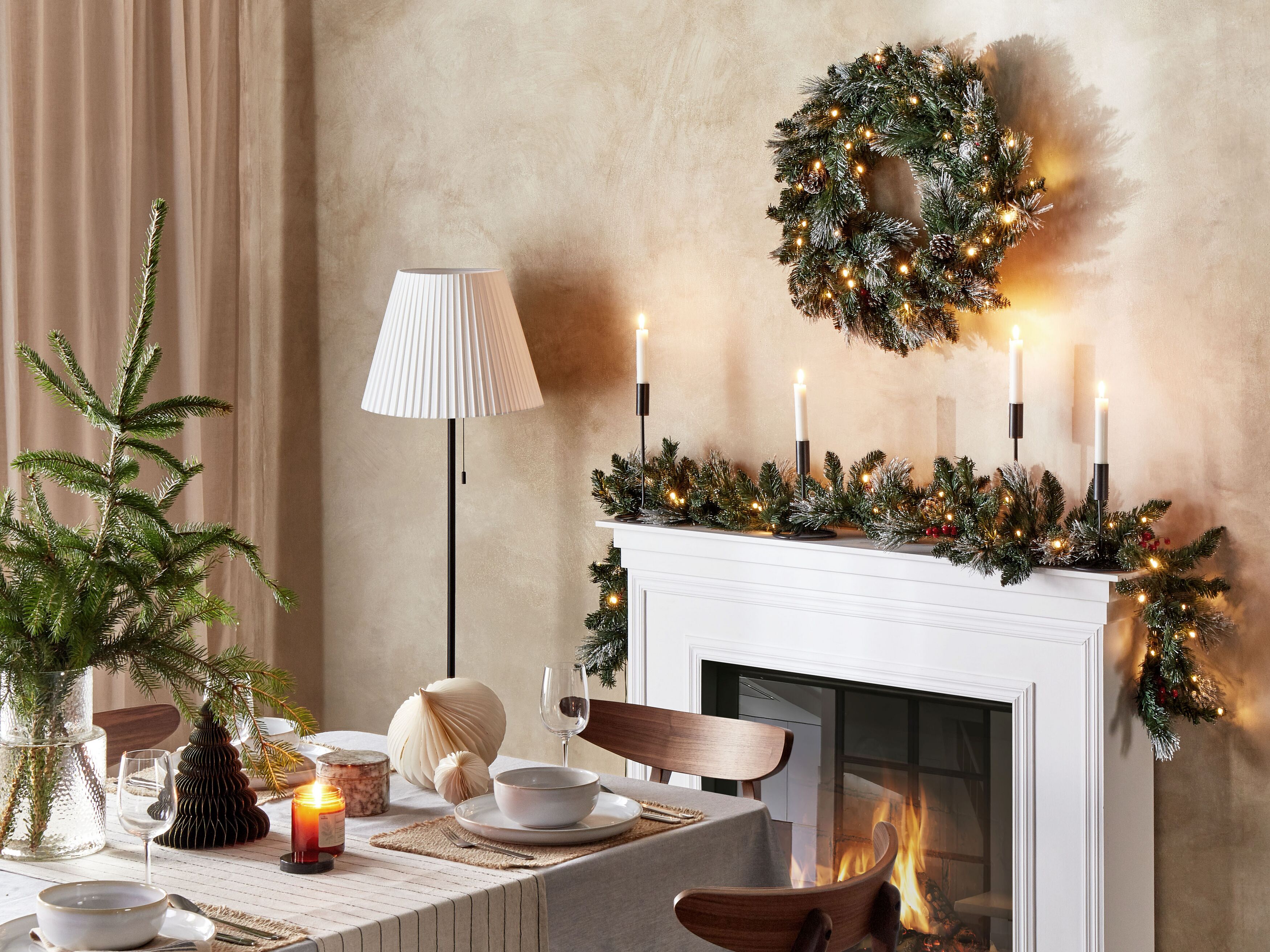 Weihnachtskranz grün mit LED-Beleuchtung Schnee bedeckt ⌀ 40 cm WAPTA | Beliani.at