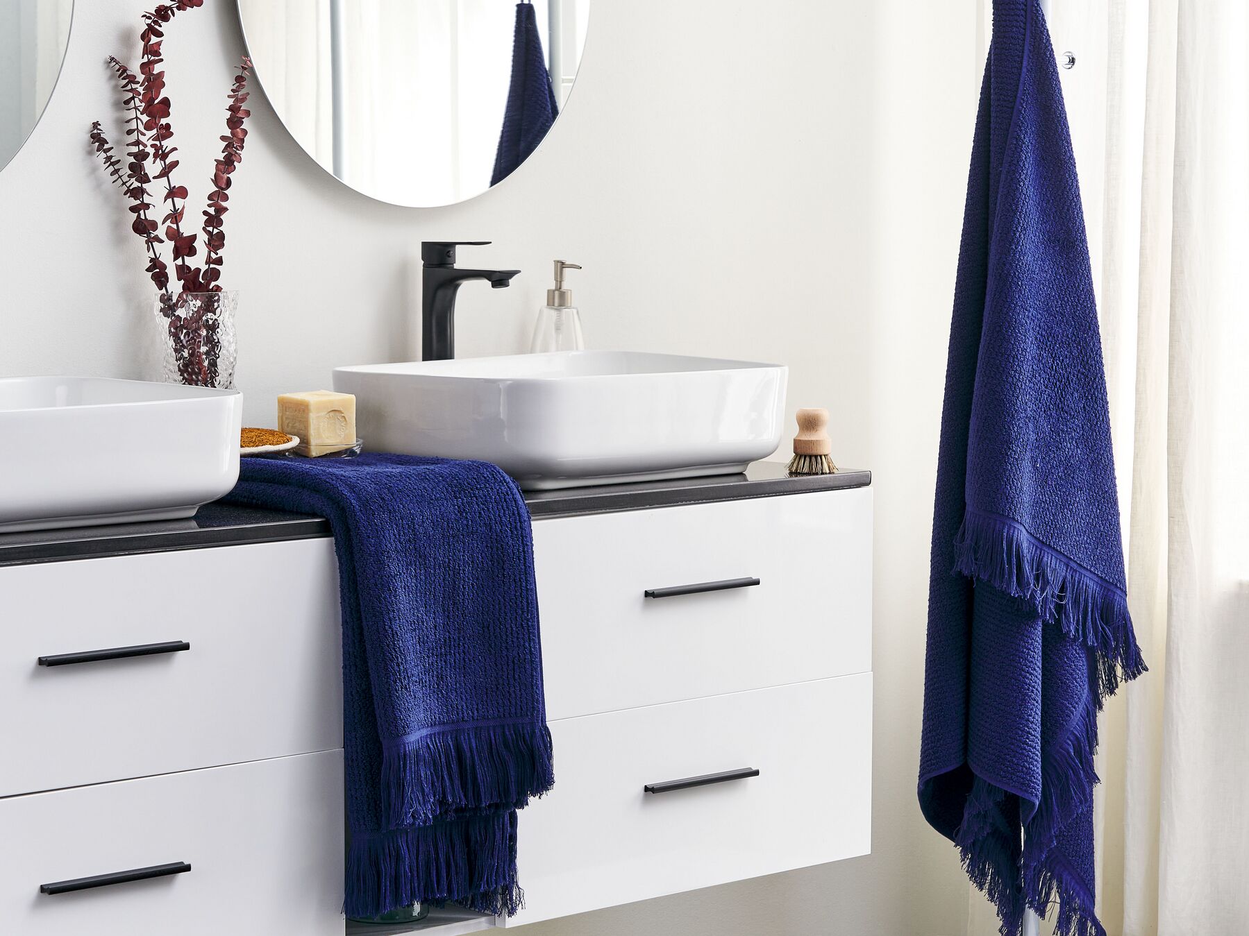 Baderomsskap med dobbel vask og speil hvit PILAR | Beliani.no