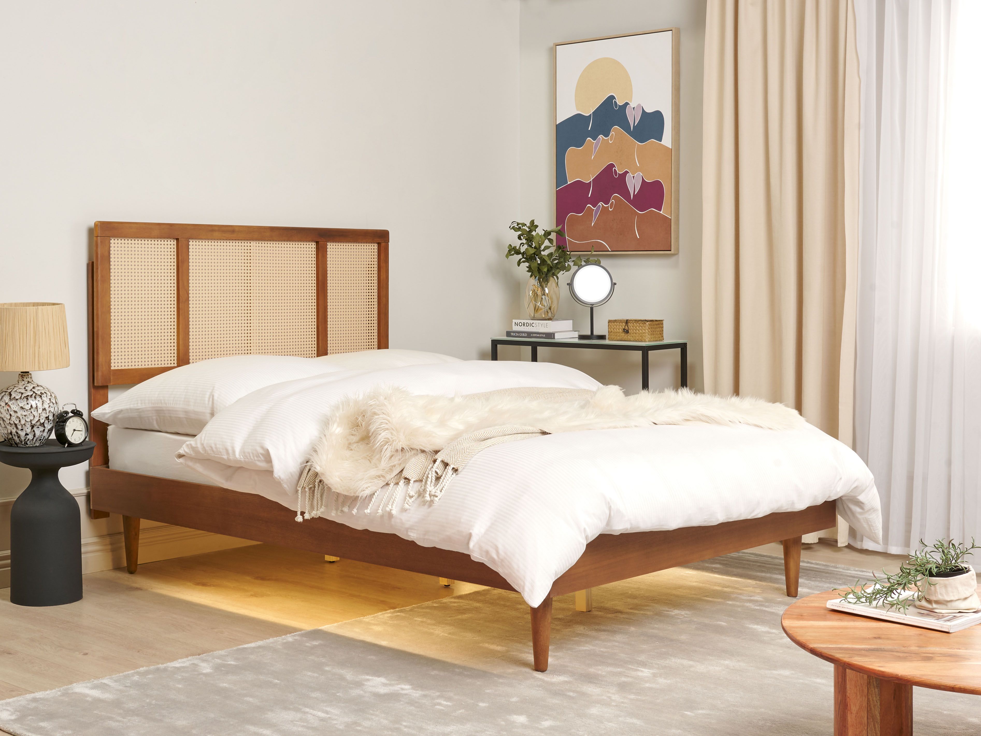 Seng med LED 140 x 200 cm lyst træ AURAY | Beliani.dk