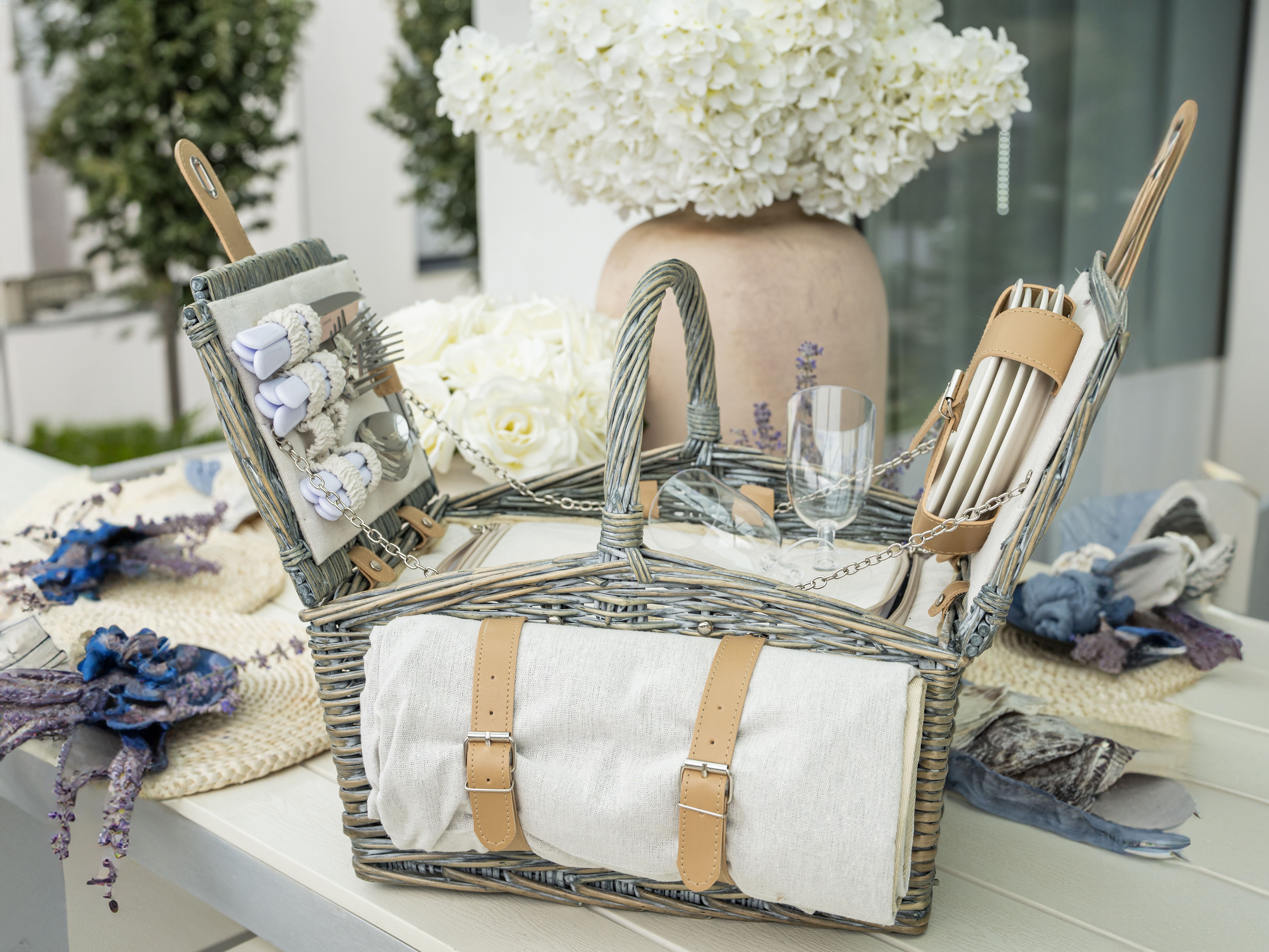 4 Person Wicker Picnic Hamper Natural with Grey CANELE | Beliani.co.uk