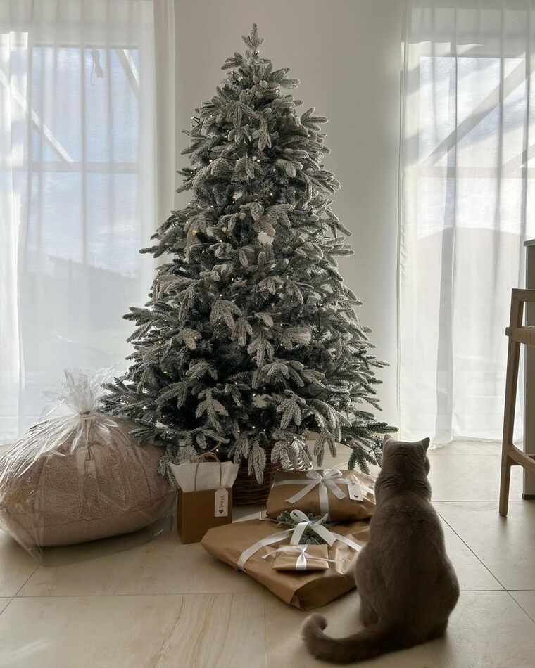 Sapin de Noël artificiel recouvert de neige 180 cm FORAKER | Beliani.fr