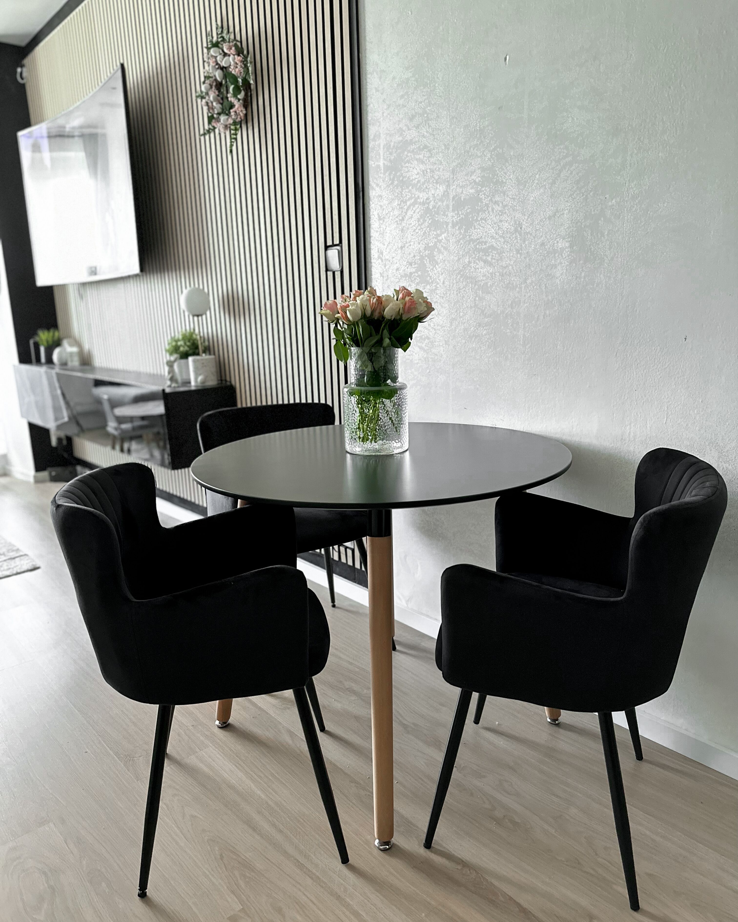 Round Dining Table ⌀ 120 cm Black BOVIO | Beliani.co.uk