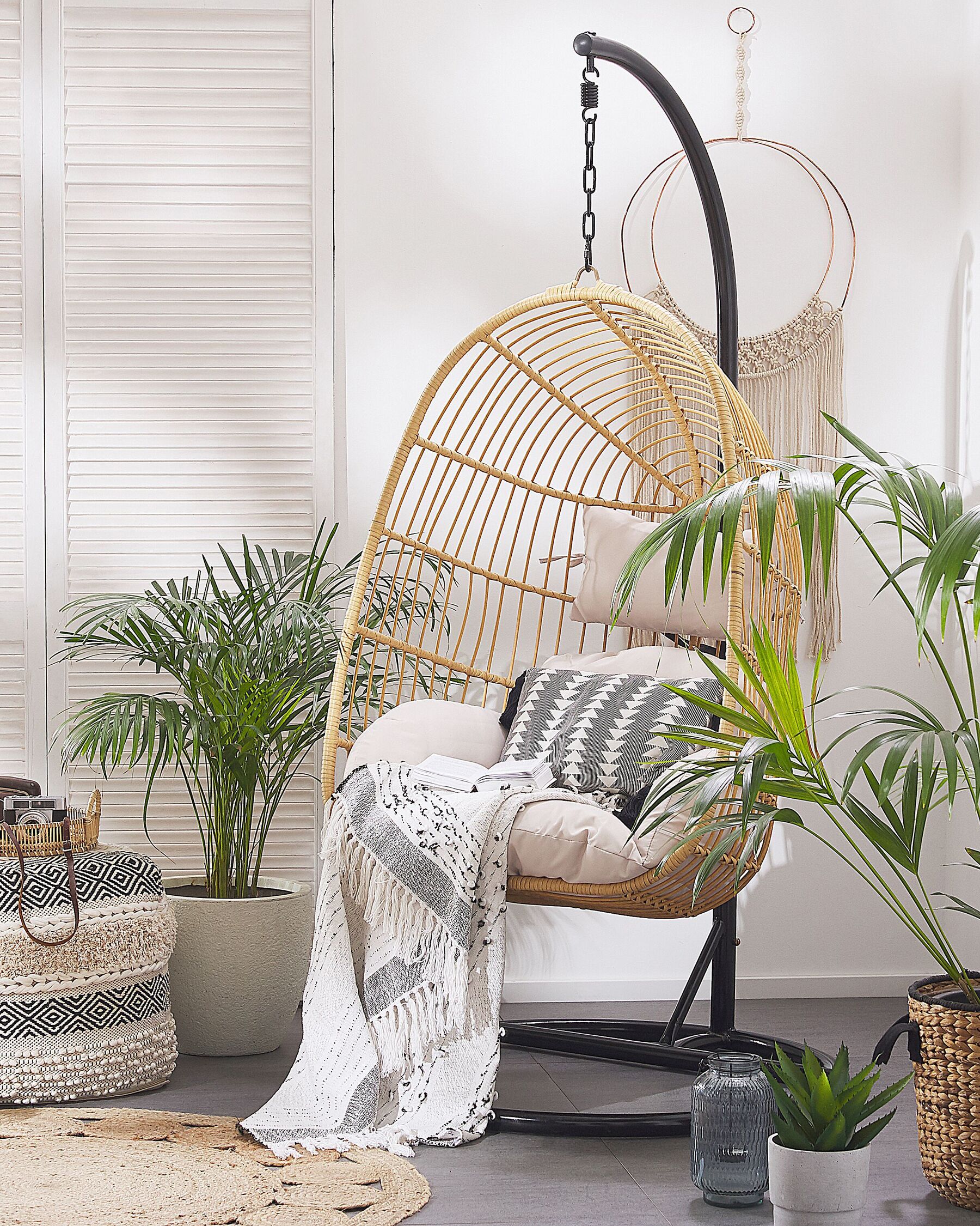 Hangstoel met standaard rotan beige/zwart CASOLI | Gratis Levering