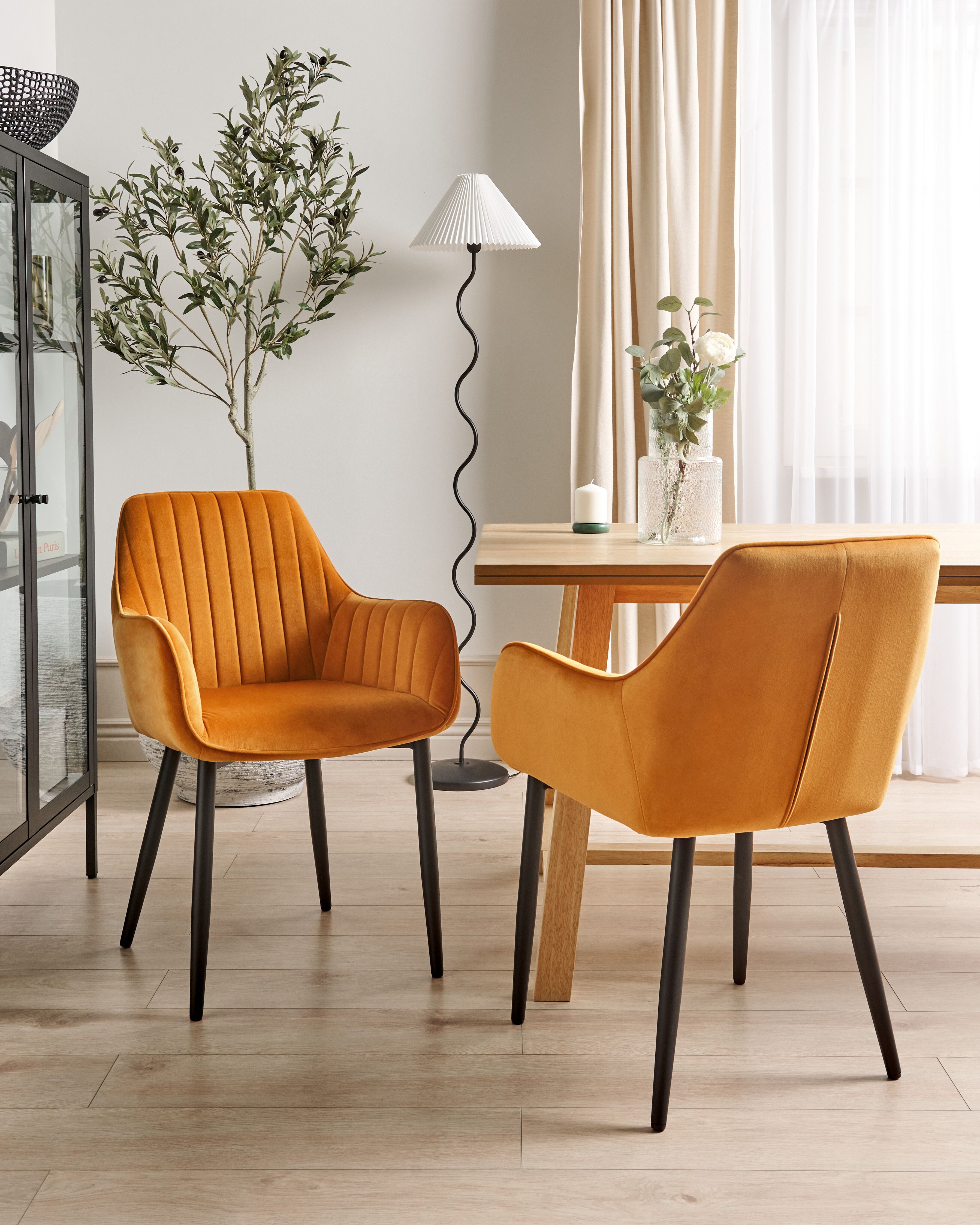 Set med 2 matstolar sammet orange WELLSTON | Beliani.se