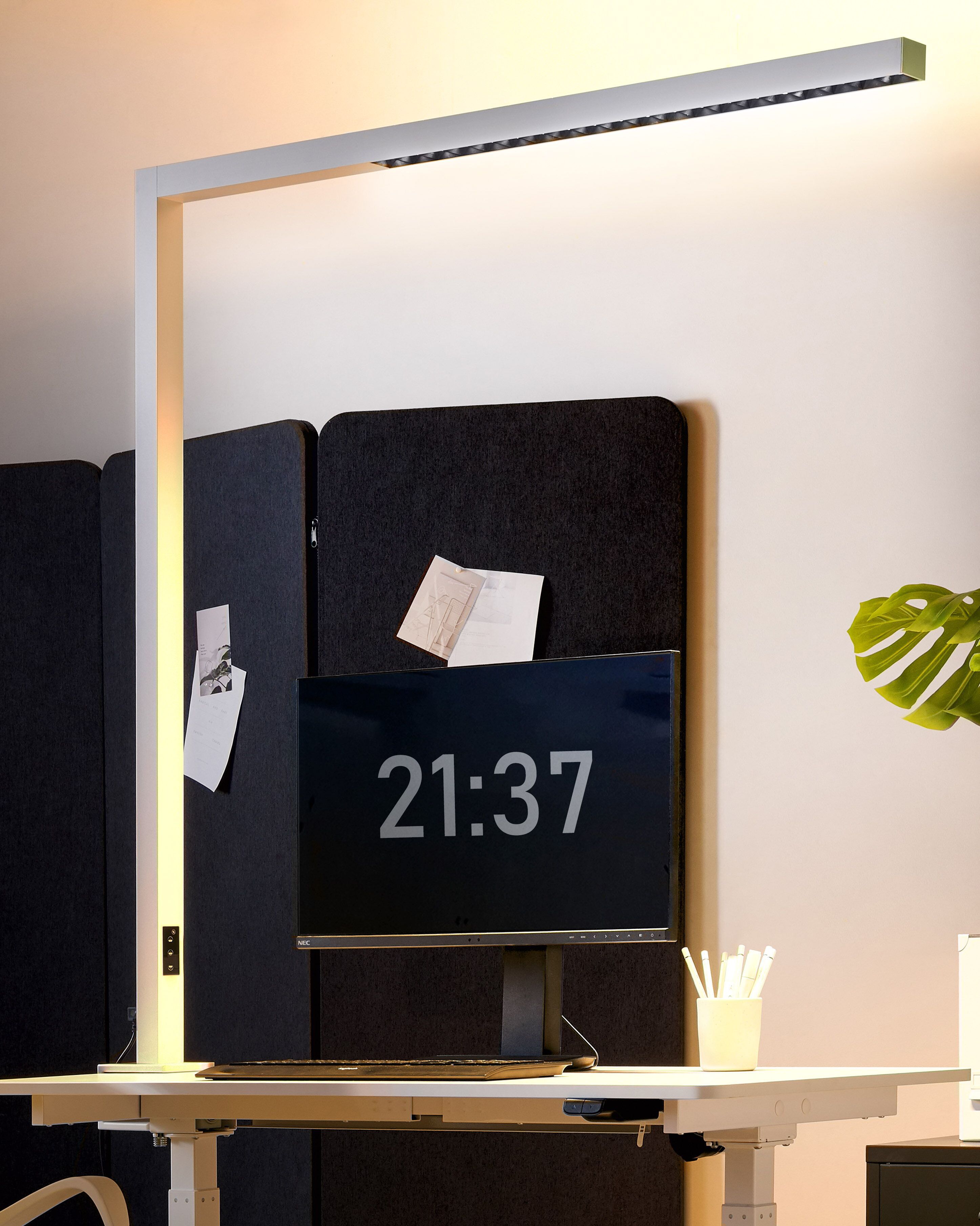 Metal LED Desk Lamp Silver OCTANT | Beliani.co.uk