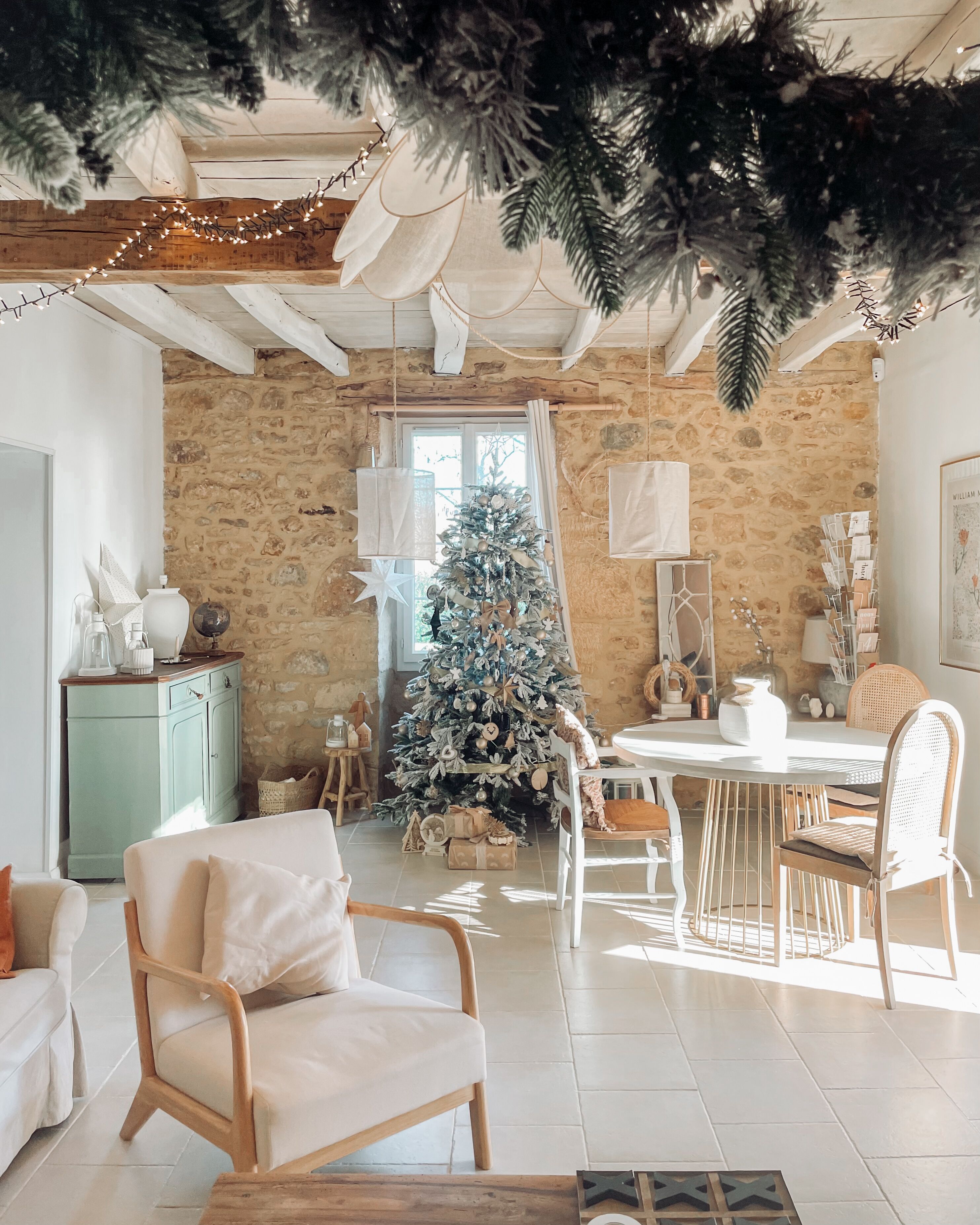 Julgran 210 cm vit BASSIE | Beliani.se