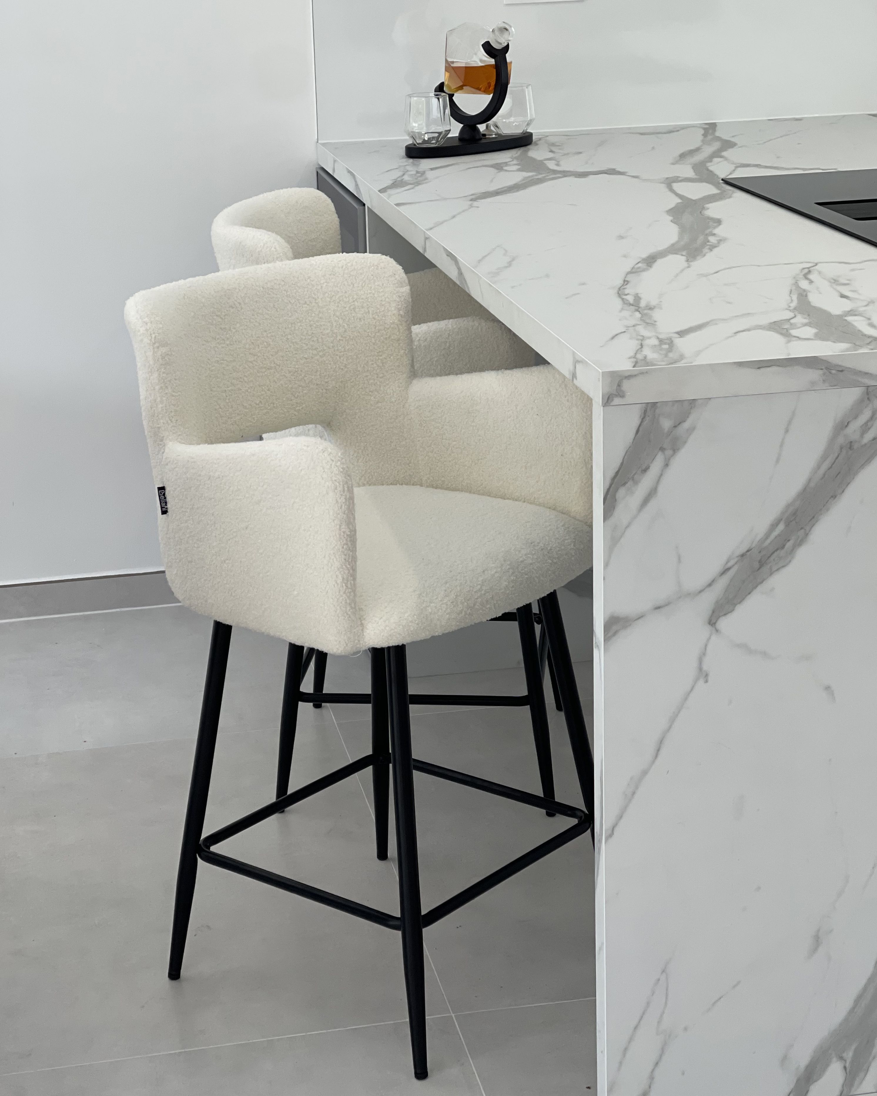 Sett med 2 barstoler SANILAC Bouclé Kremhvit | Beliani.no