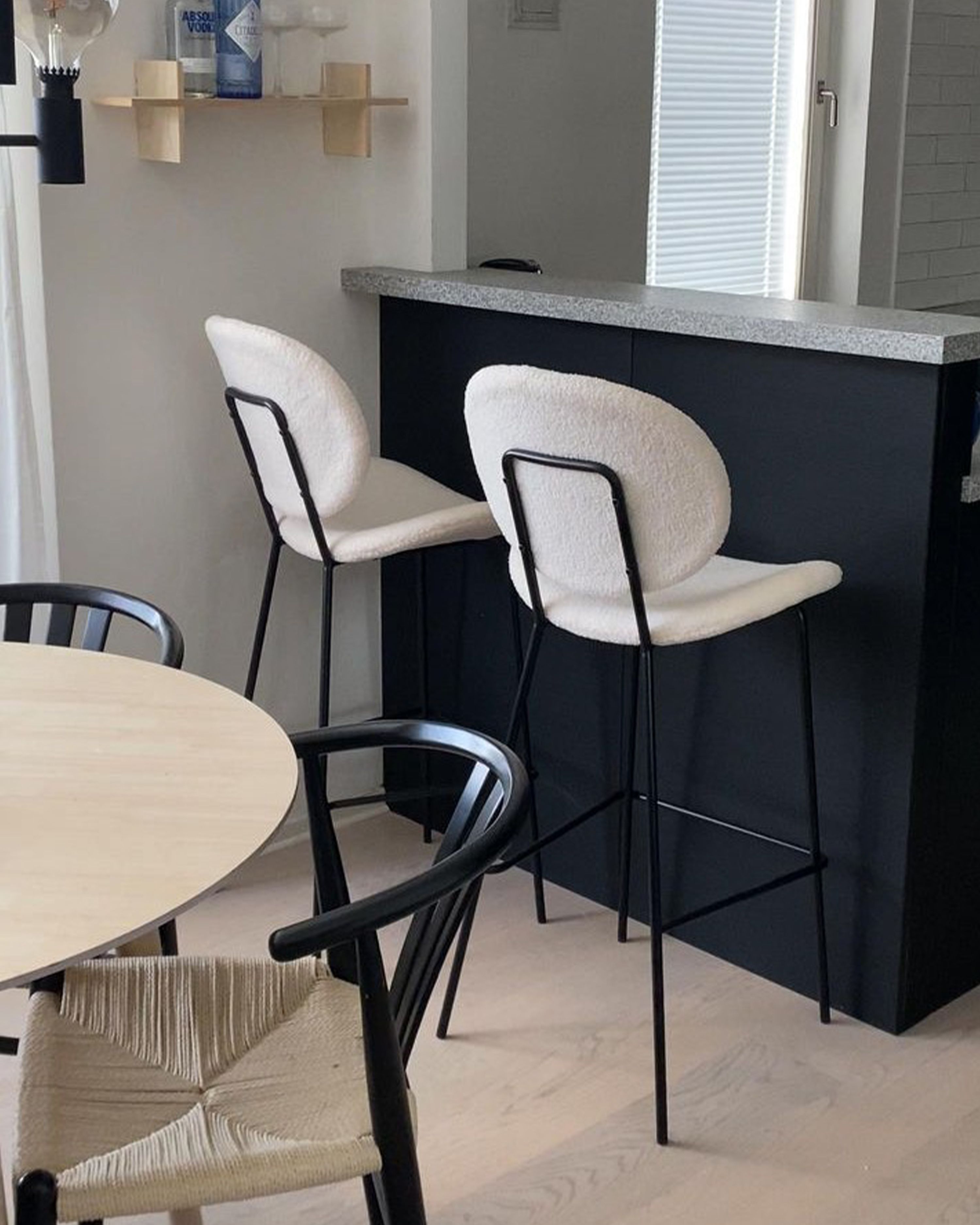 Sett med 2 barstoler LUANA Bouclé Hvit | Beliani.no