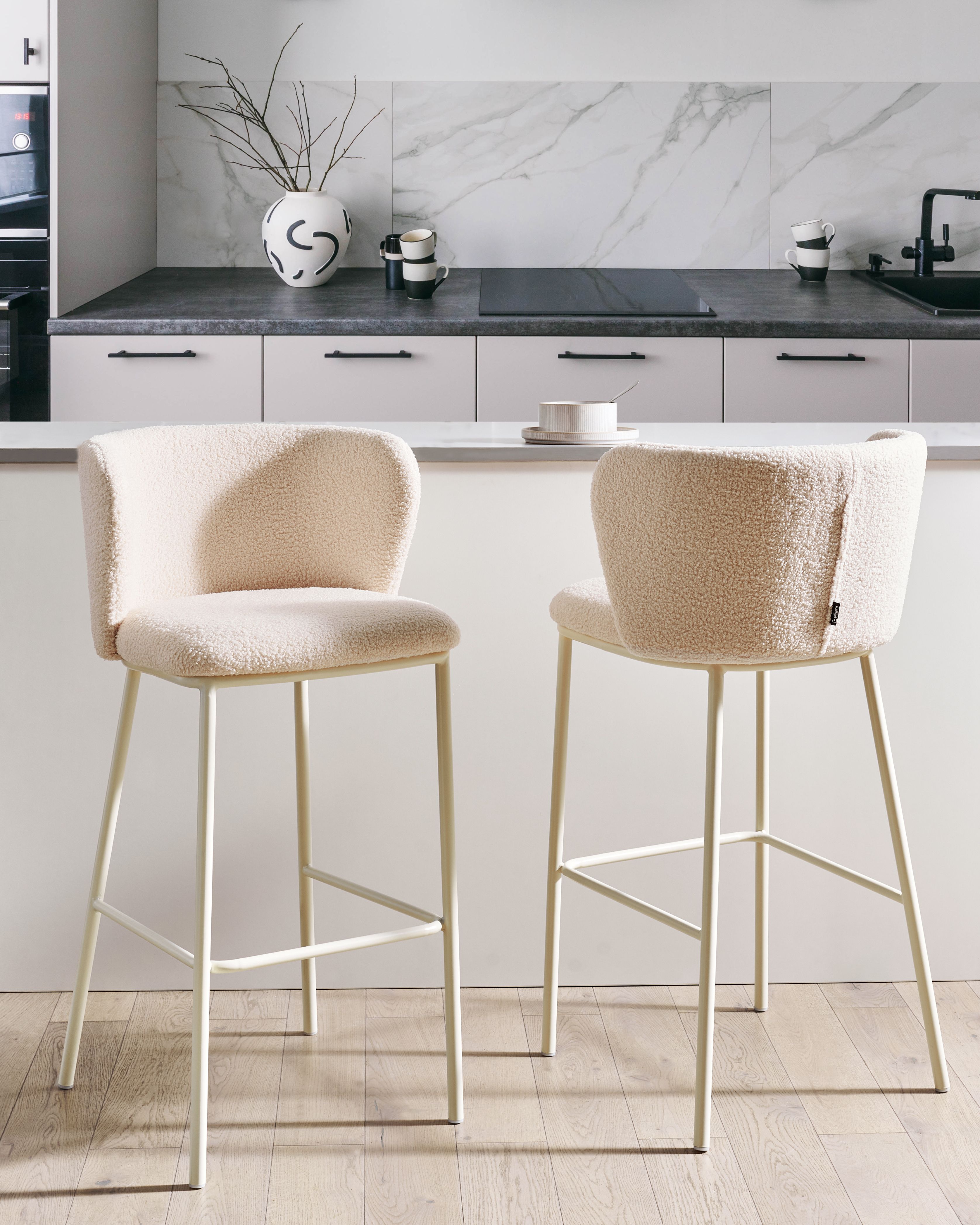 Sett med 2 barstoler MINA II Bouclé Lys beige | Beliani.no