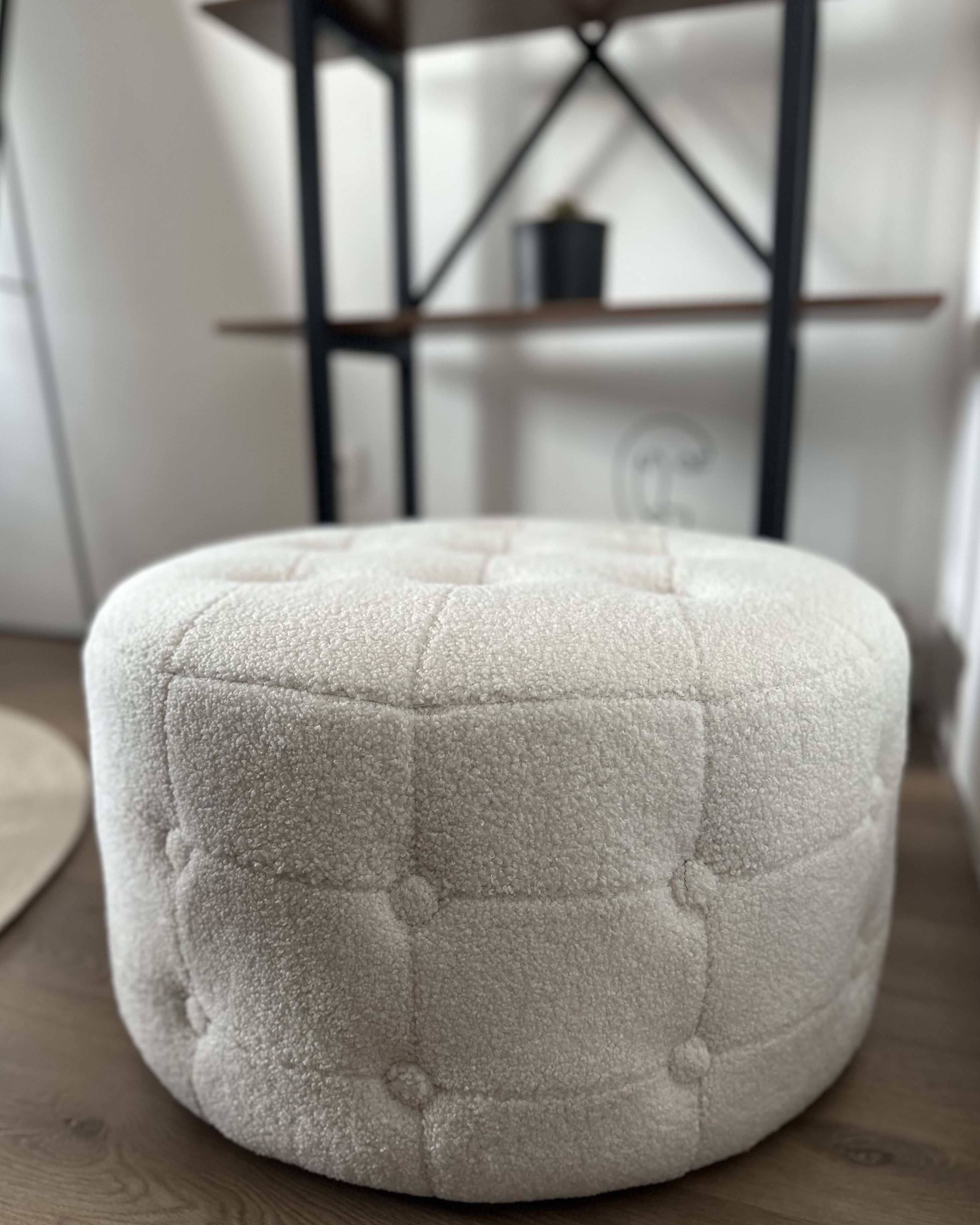 Pouf Bouclé ⌀ 55 cm weiss TAMPA | Beliani.ch