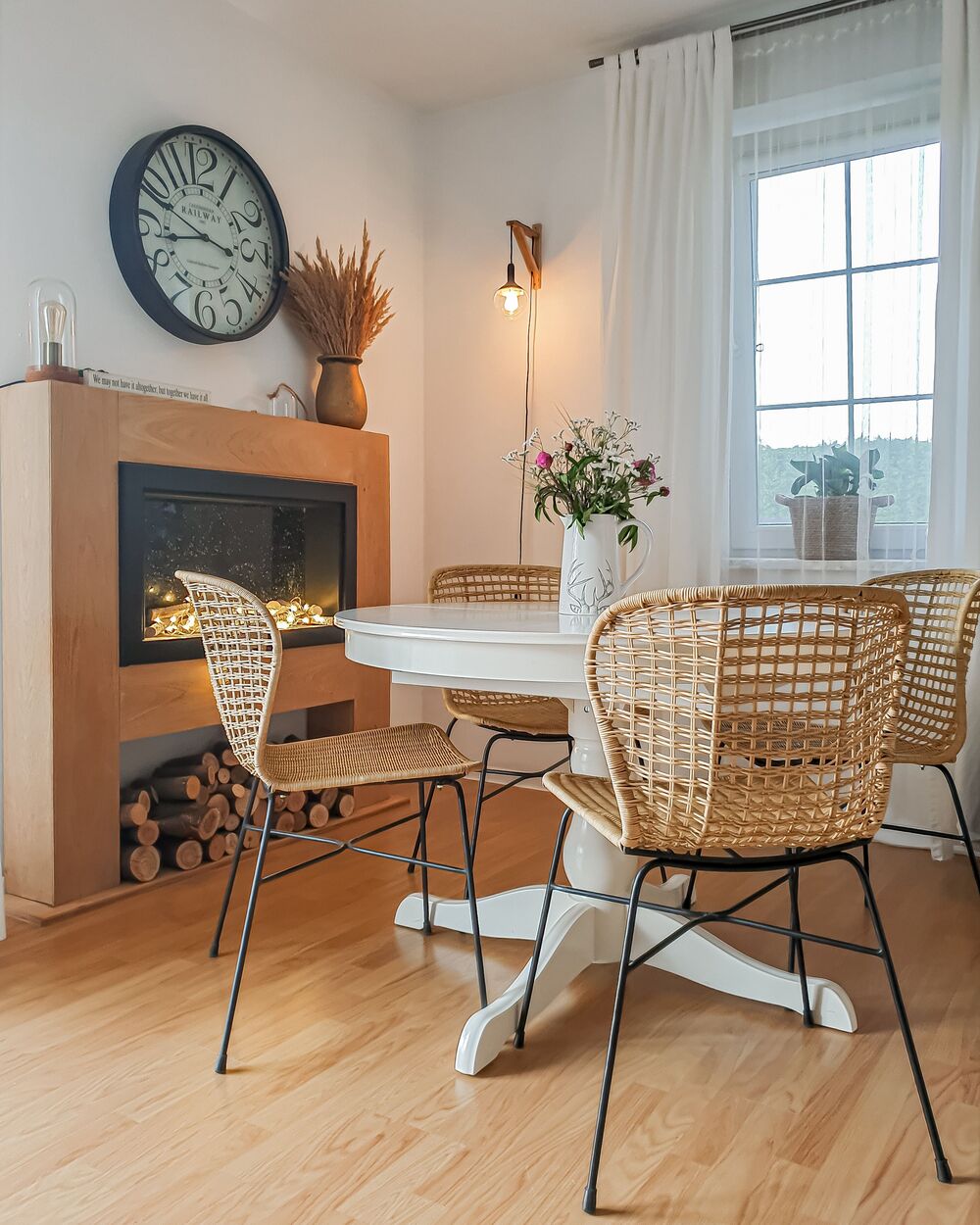 Set med 2 matstolar ELFROS Rotting Naturlig | Beliani.se