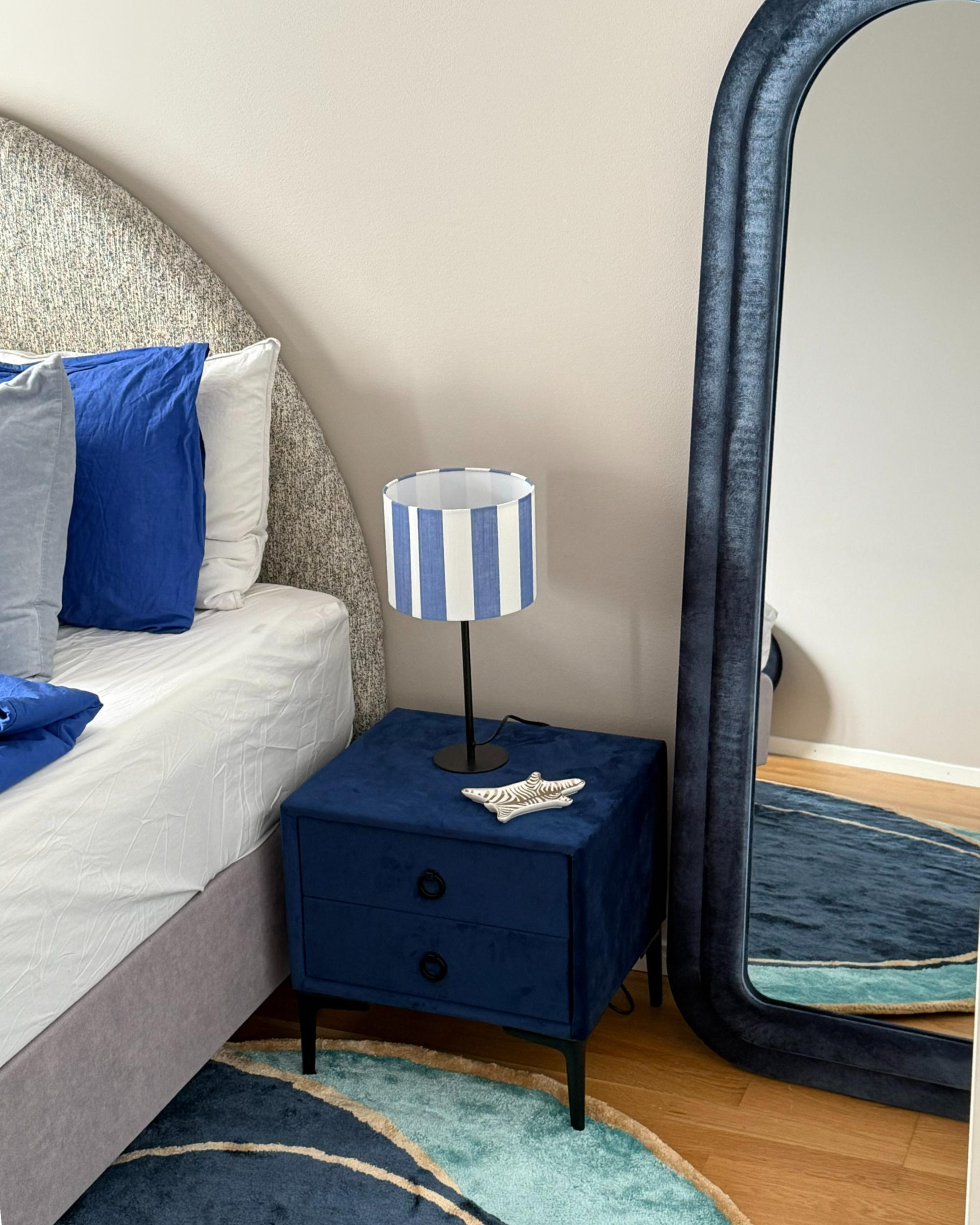 2 Drawer Bedside Table SEZANNE Velvet Navy Blue | Beliani.co.uk