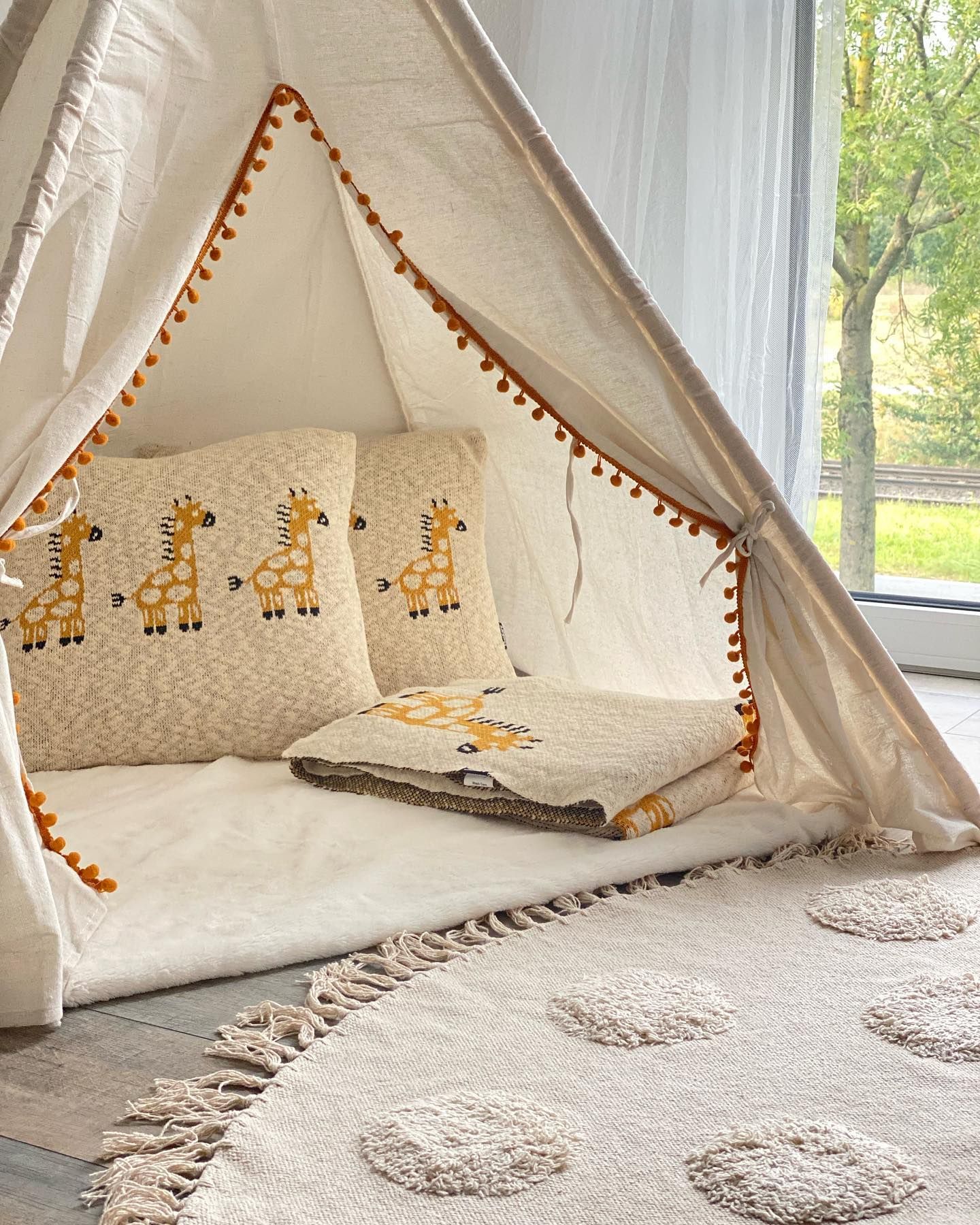 Kids Rug WAHAR Beige ø 140 cm Cotton | Beliani.co.uk