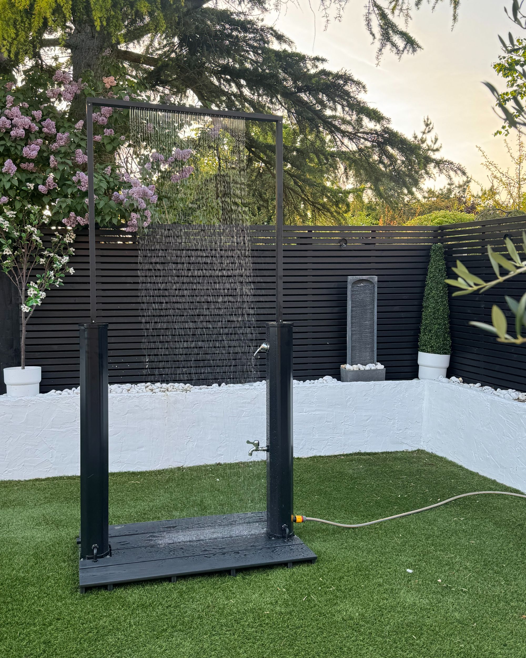 Freestanding Outdoor Solar Shower MARACAIBO Black | Beliani.co.uk