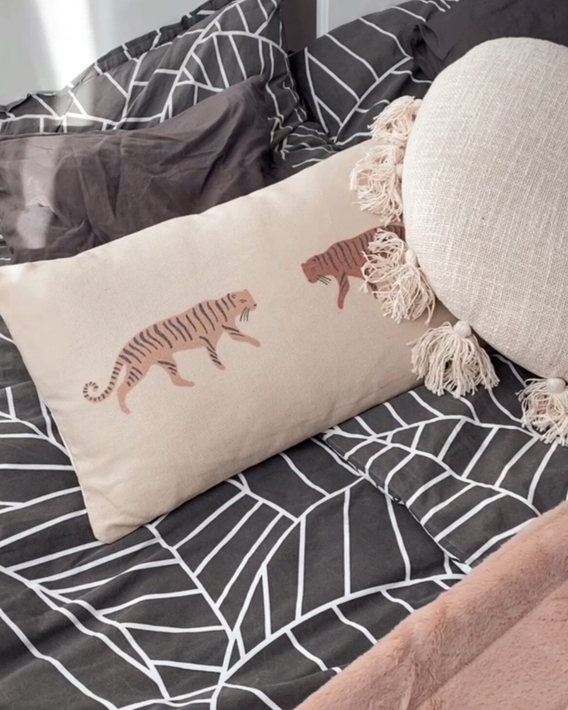 Set of 2 Cushions Tiger Motif 30 x 50 cm Beige NIEREMBERGIA | Beliani.co.uk