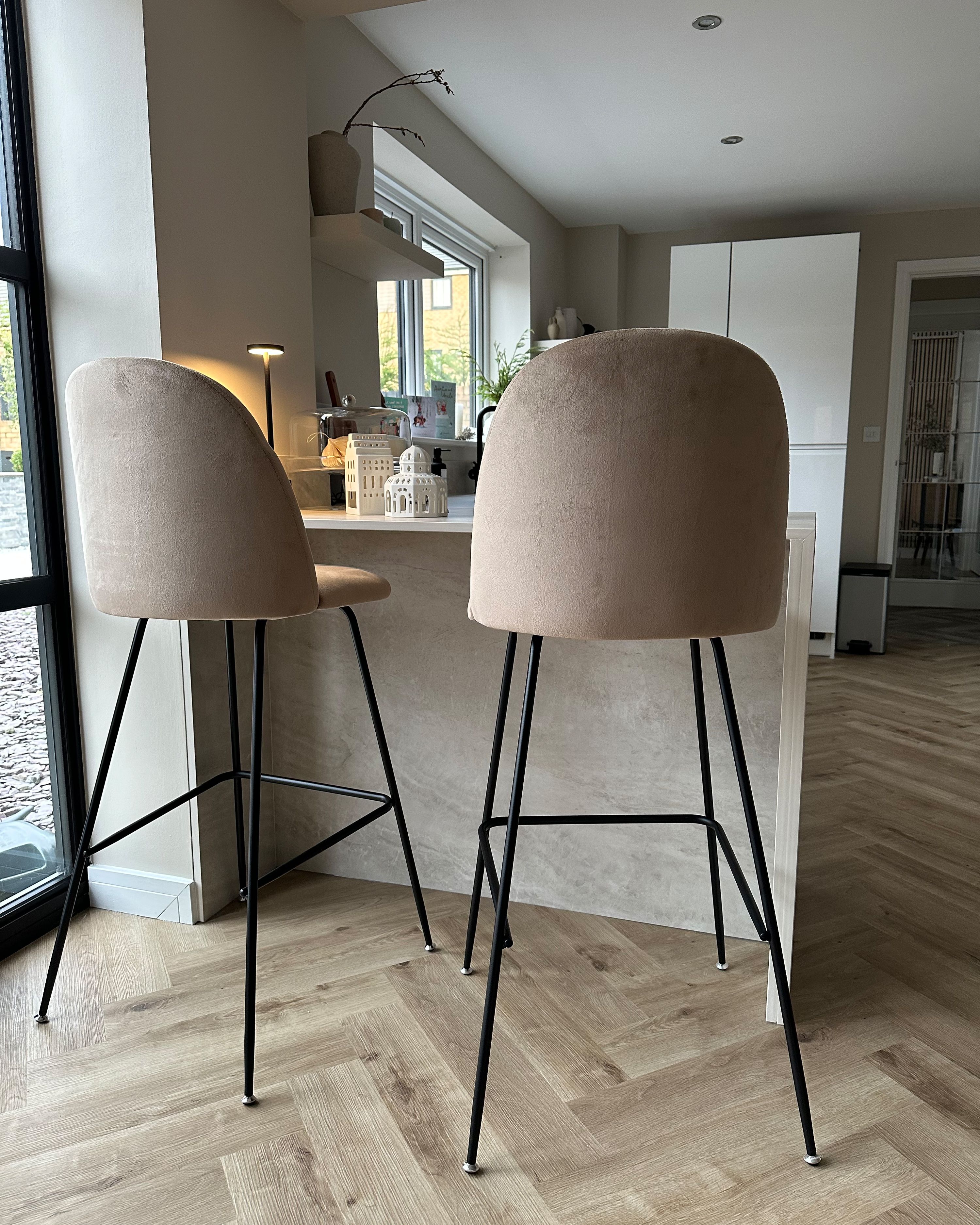 Conjunto de 2 bancos de bar ARCOLA Veludo Taupe | Beliani.pt