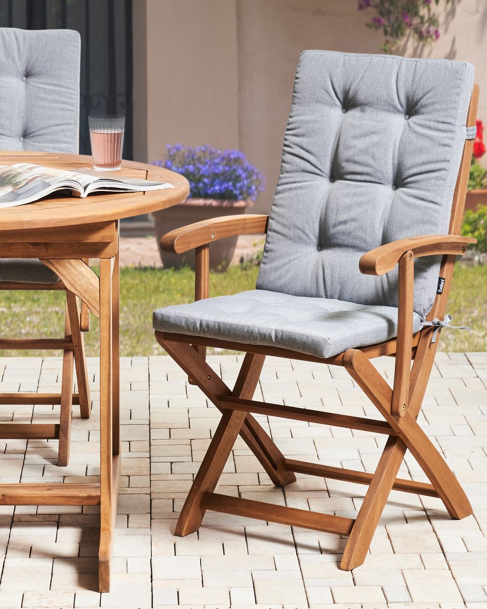 Havebænk med hynde PORTICI 210 cm Eukalyptustræ Mørkebrun/hvid | Beliani.dk