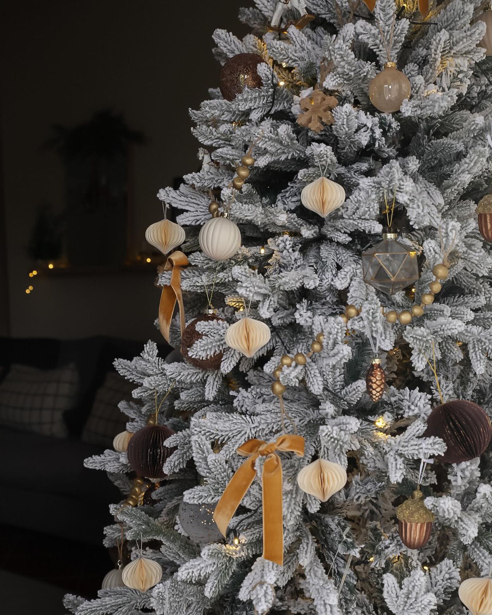 Sapin de Noël artificiel enneigé FORAKER 180 cm Blanc | Beliani.fr
