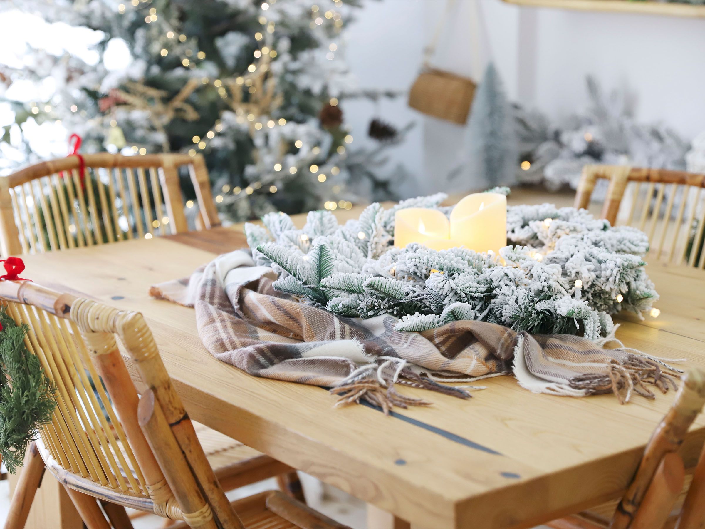 Weihnachtskranz weiß mit LED-Beleuchtung Schnee bedeckt ⌀ 70 cm SUNDO | Beliani.at