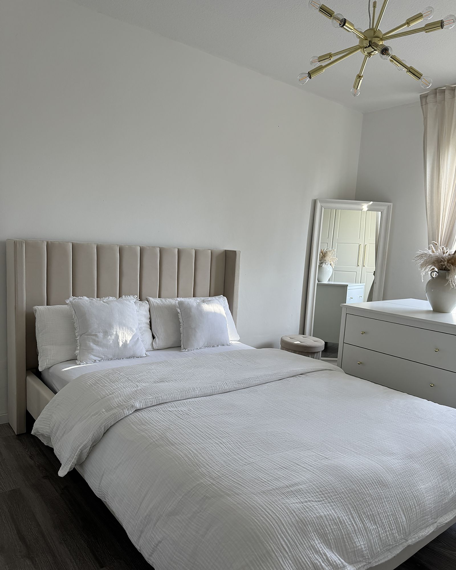 Seng 140 x 200 cm fløyel beige VILLETTE | Beliani.no