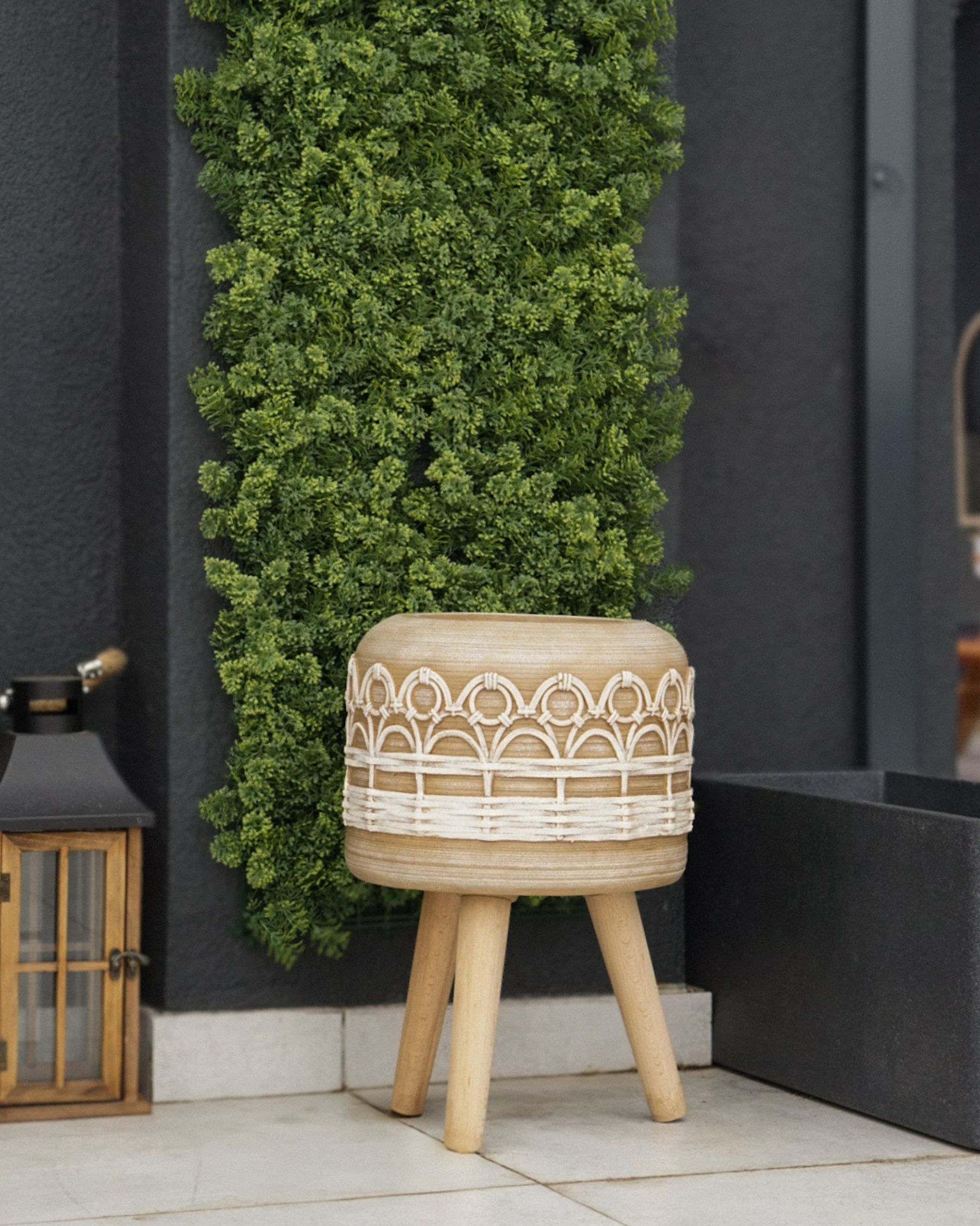 Pot de fleurs 27 x 27 x 42 cm marron clair CYRTOMIUM | Beliani.fr