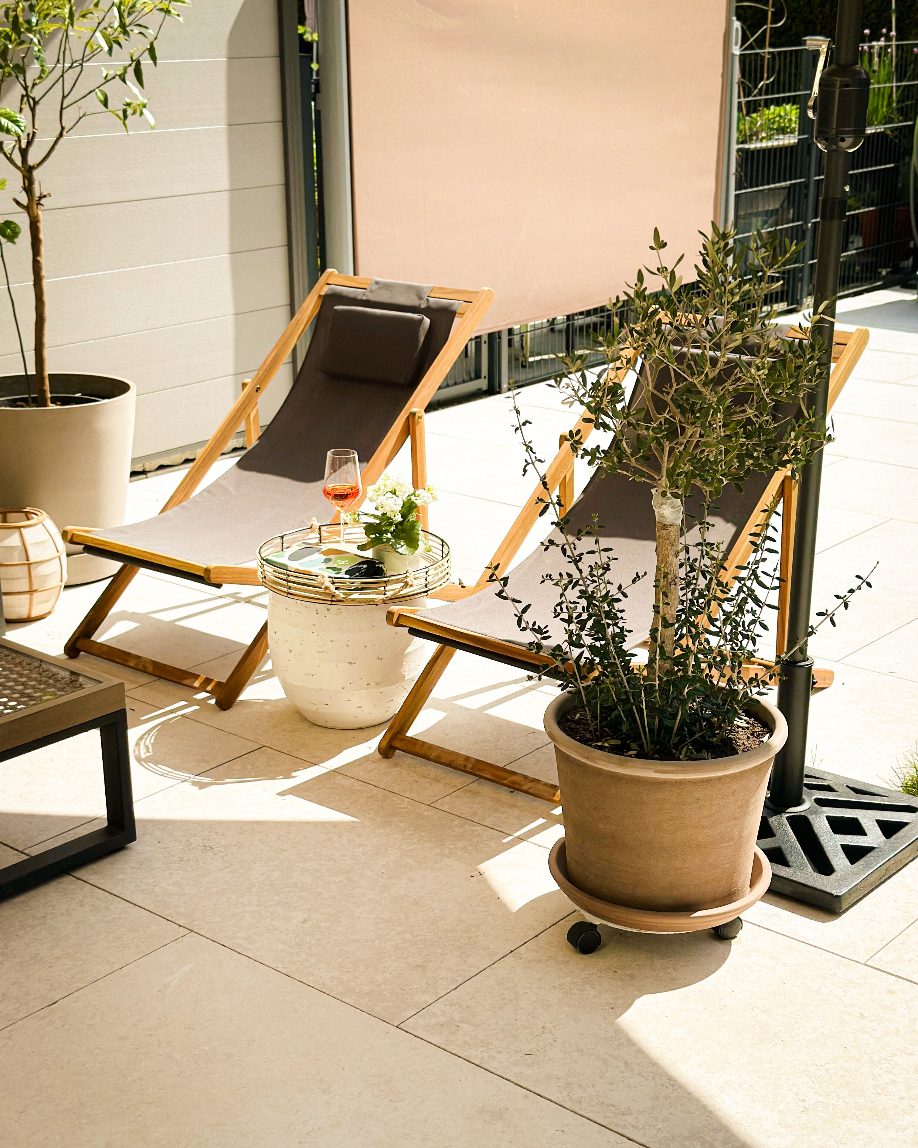 Aurinkotuoli akaasia vaalea puu/harmaa AVELLINO | Beliani.fi