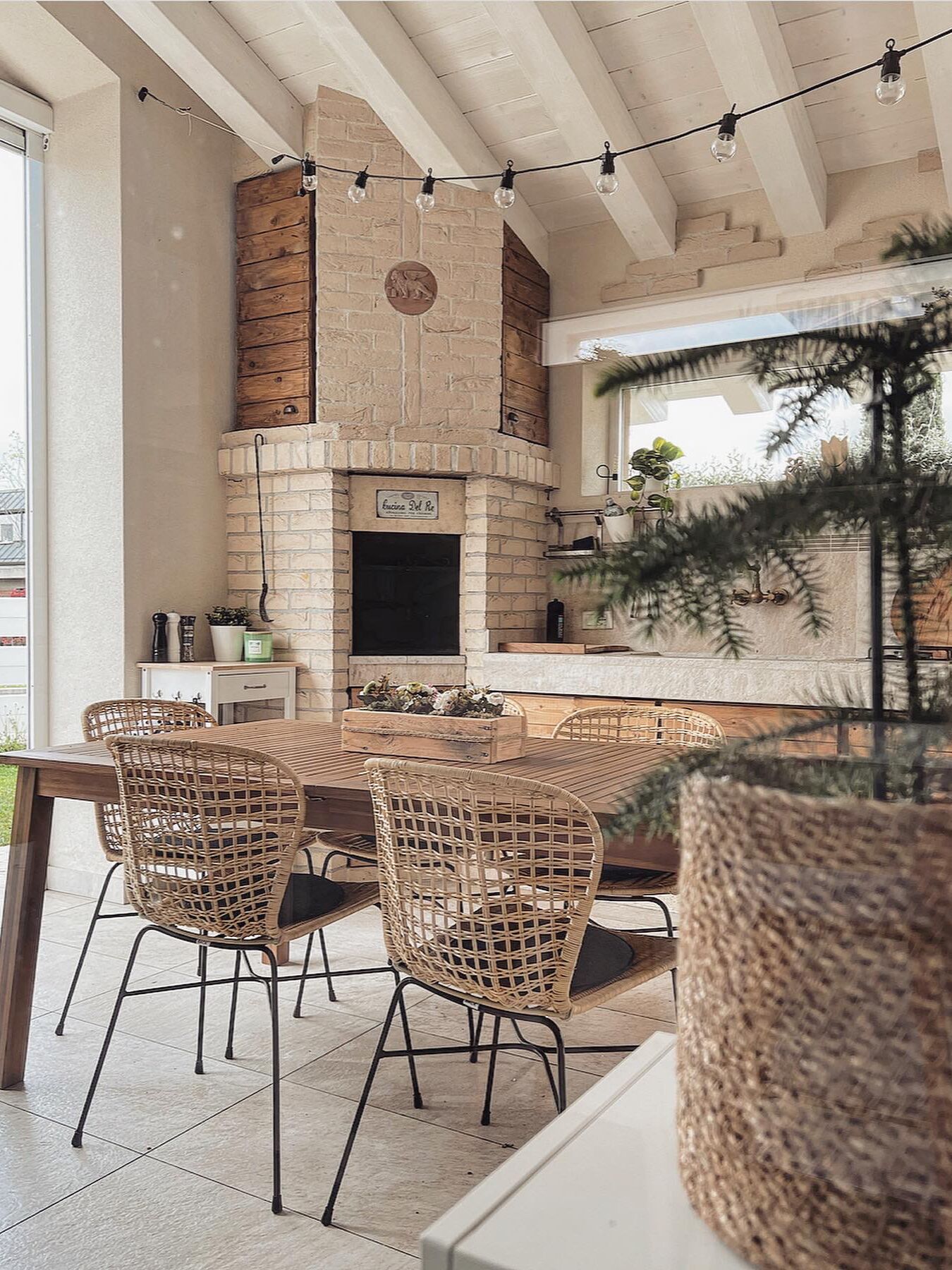 Set med 2 matstolar ELFROS Rotting Naturlig | Beliani.se